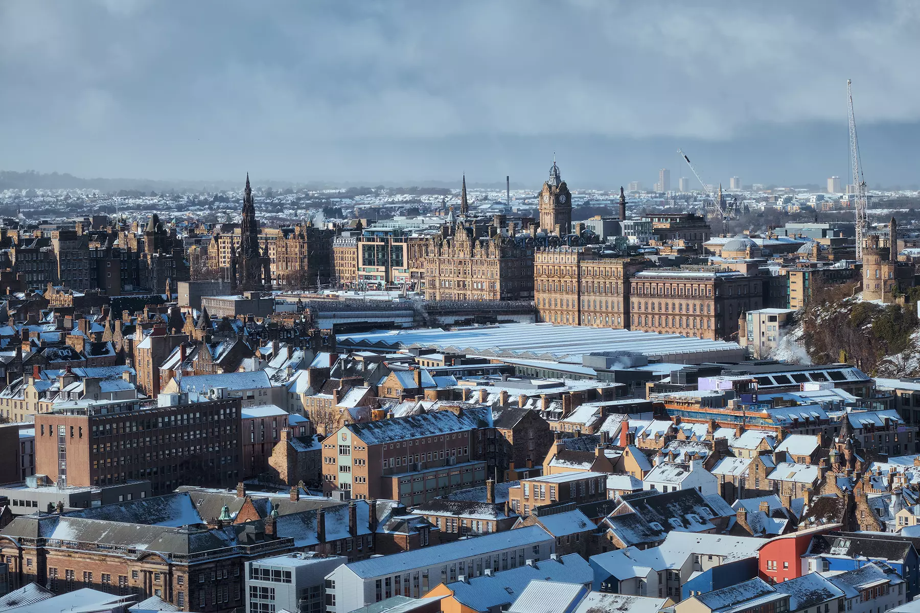 Skats no augšas uz ziemas pilsētu Edinburgu ar sniegu