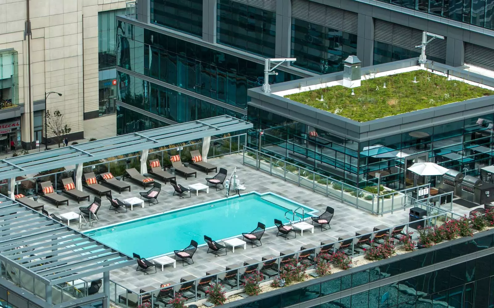 La terraza al aire libre y la piscina del Loews Hotel en Chicago