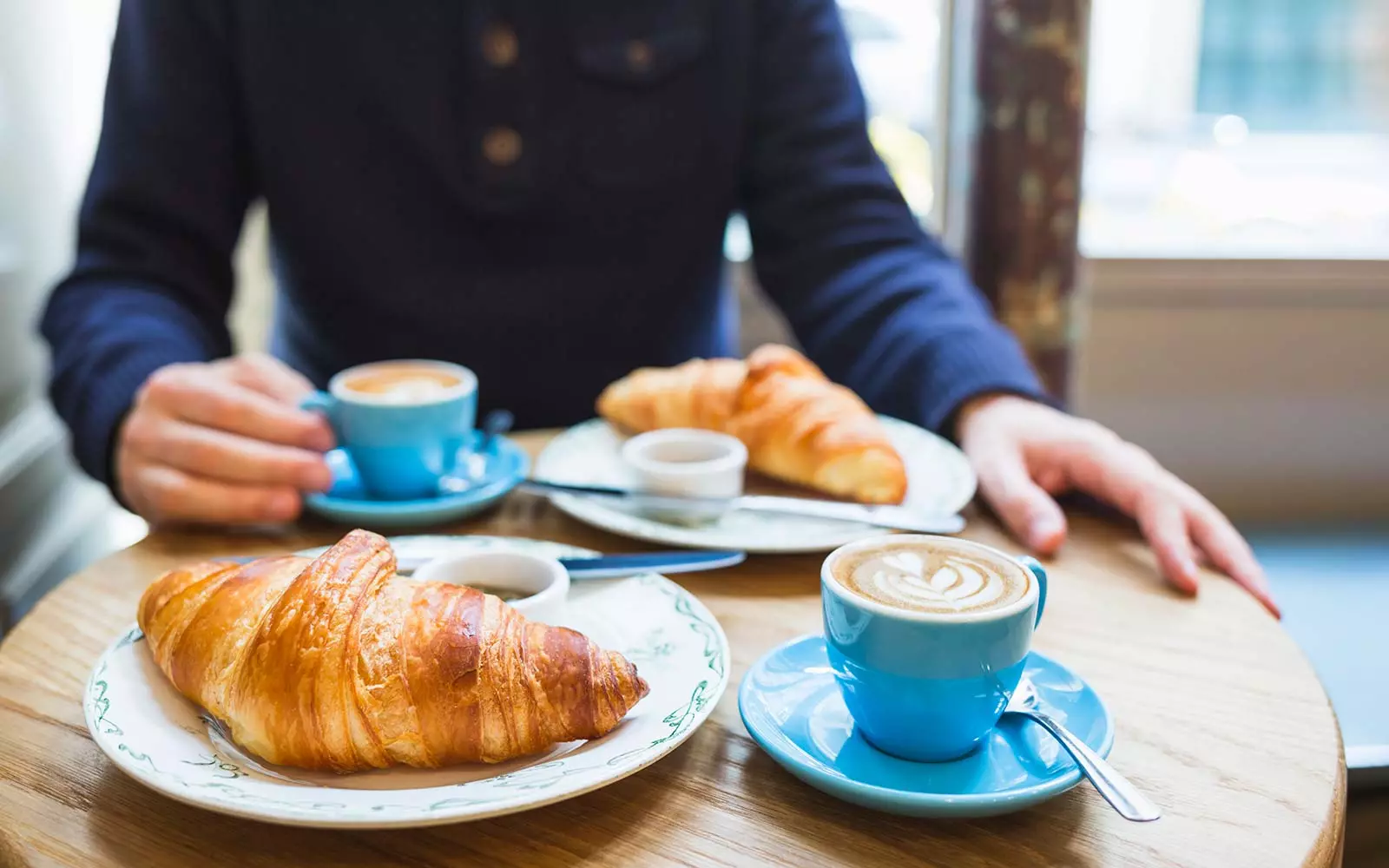 Coffi a croissant brecwast Ffrengig Paris