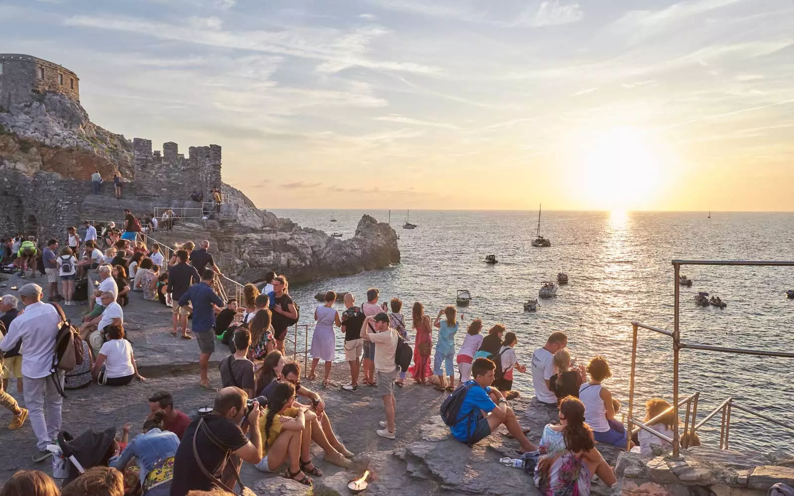 08/17/2019 Porto Venere, ඉතාලිය. පෝටෝ වෙනෙරේ හි මැඩෝනා බියන්කා සැමරීමට පෙර පැරණි නගරය අද්දර මිනිසුන් රැස් වෙති.