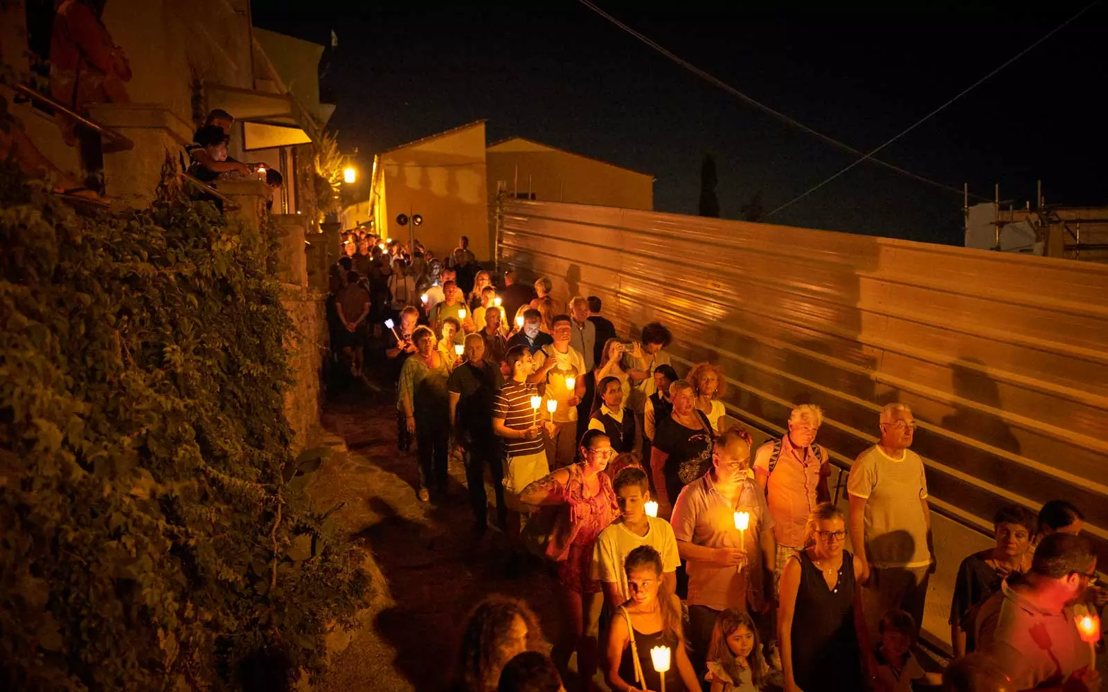 17/17/2019 Porto Wenere, Italiýa. Adamlar Madonna Biankanyň dabaralary wagtynda Porto Wenere köçelerinden Merýem Merýem üçin ýörişden geçýärler.