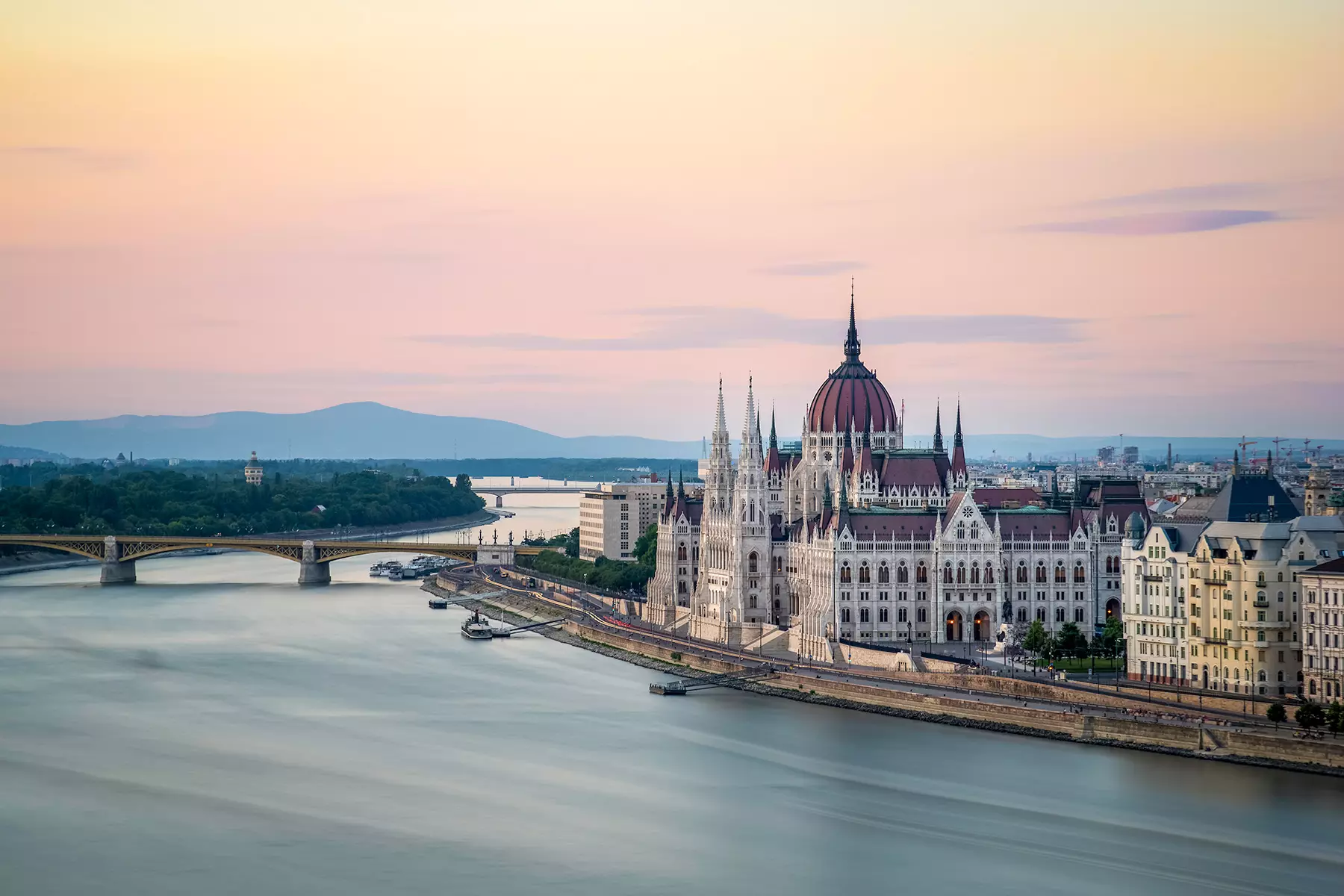 O edificio do Parlamento húngaro á beira do Danubio ao amencer