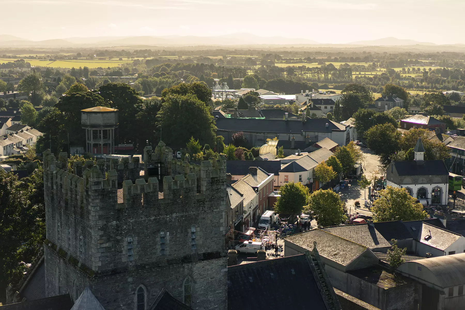 Vista de ángulo alto da cidade en Kildare, Irlanda