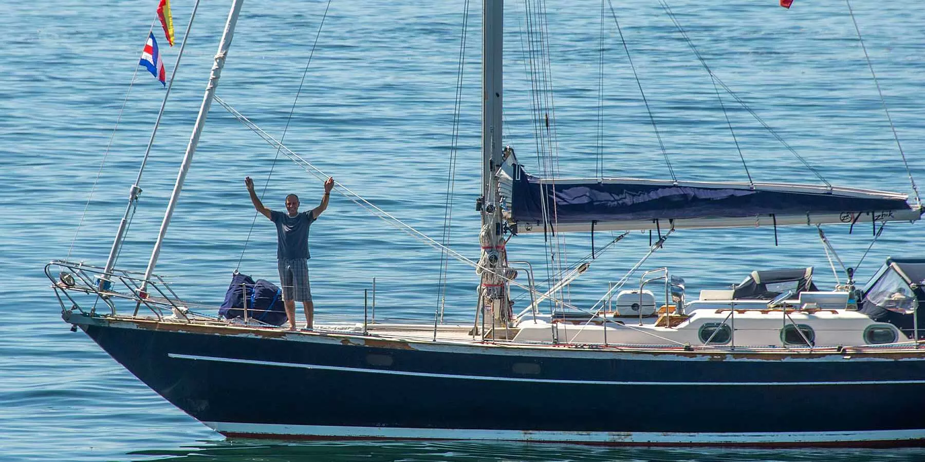 L'uomo canadese porta il distanziamento sociale all'estremo e naviga intorno al mondo da solo in un viaggio di 265 giorni