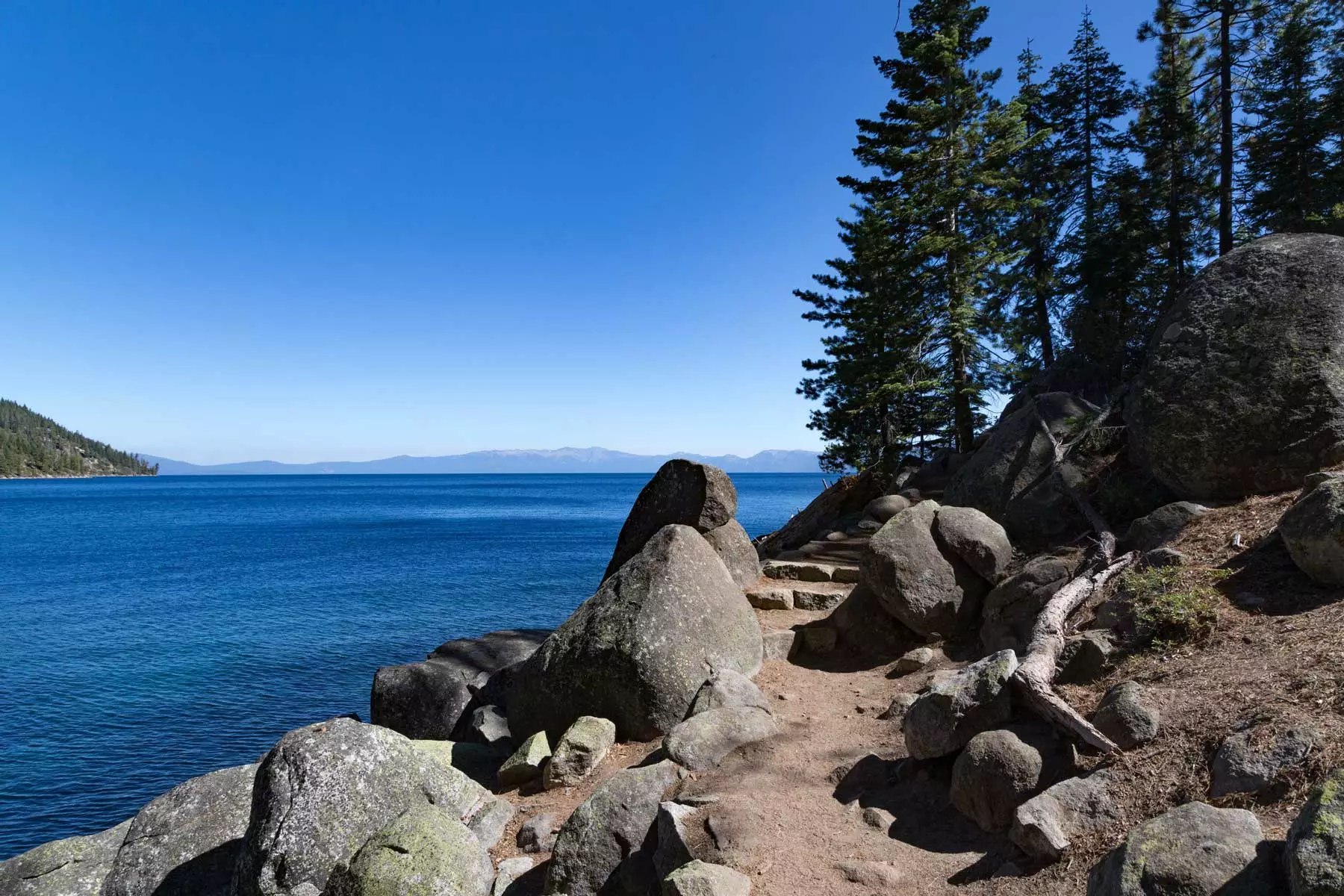 Pintonan sapanjang jalan satapak Rubicon Lake Tahoe