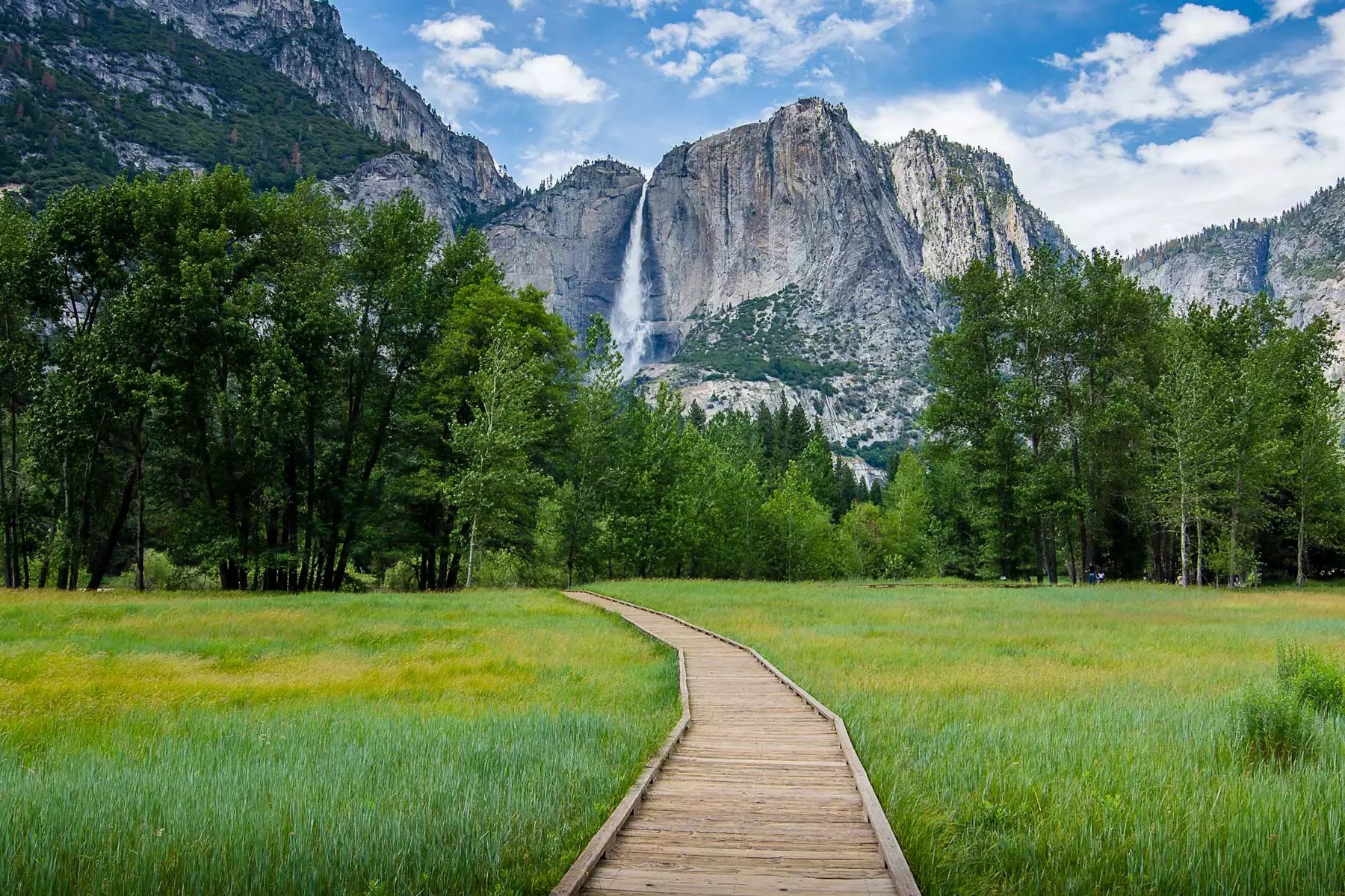 Cesta k vodopádom Yosemite v národnom parku Yosemite