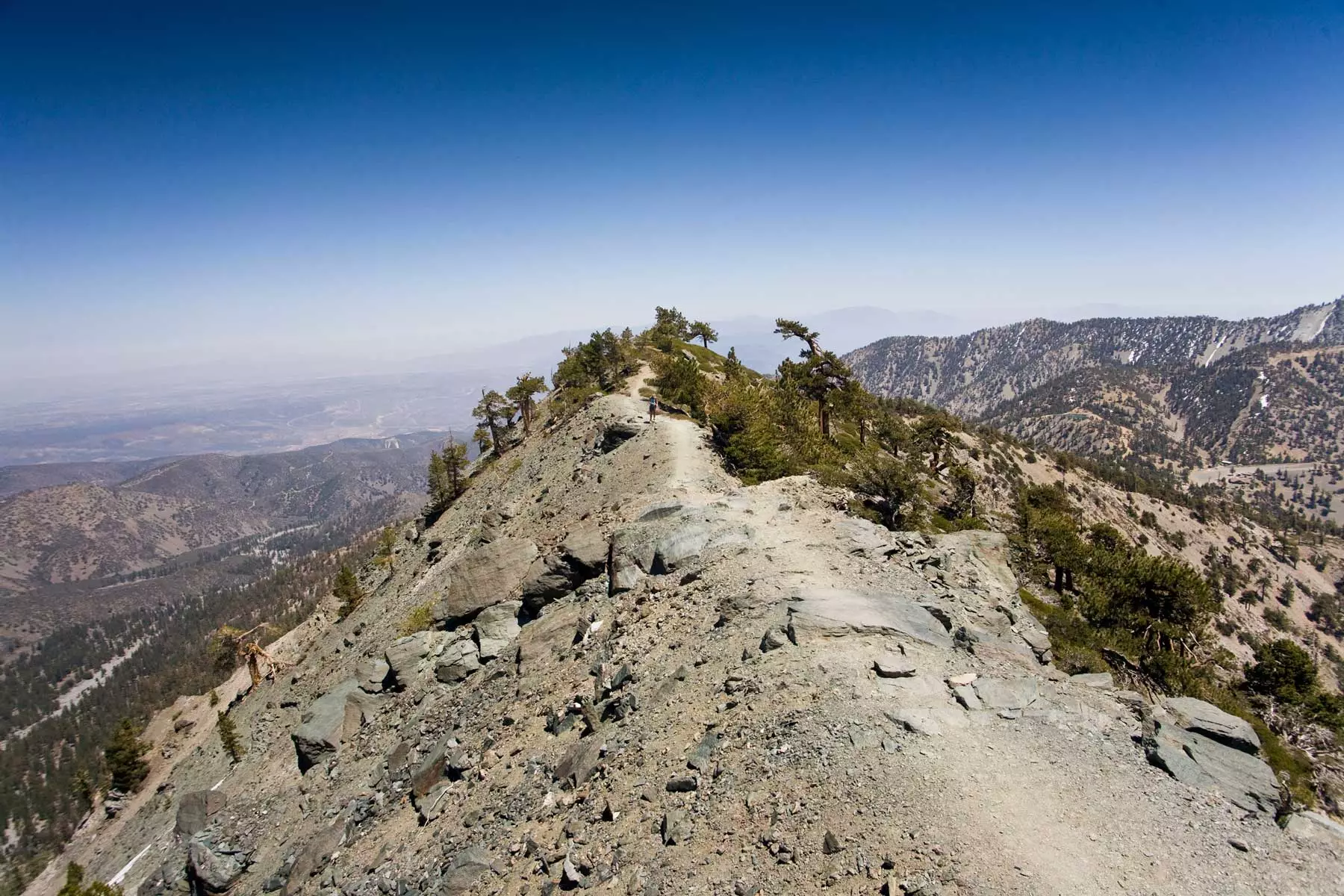 Vandra upp till Mount Baldy i San Gabriel-bergen.