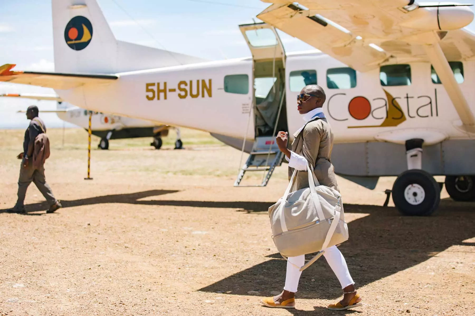 Jessica Nabongo abordando un avión en Tanzania
