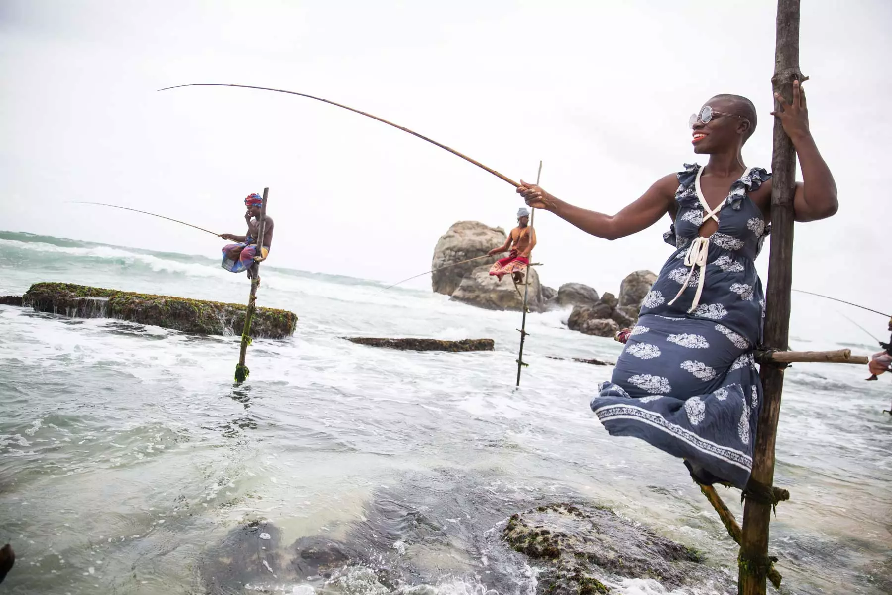 Jessica Nabongo pesca desde una caña en Sri Lanka