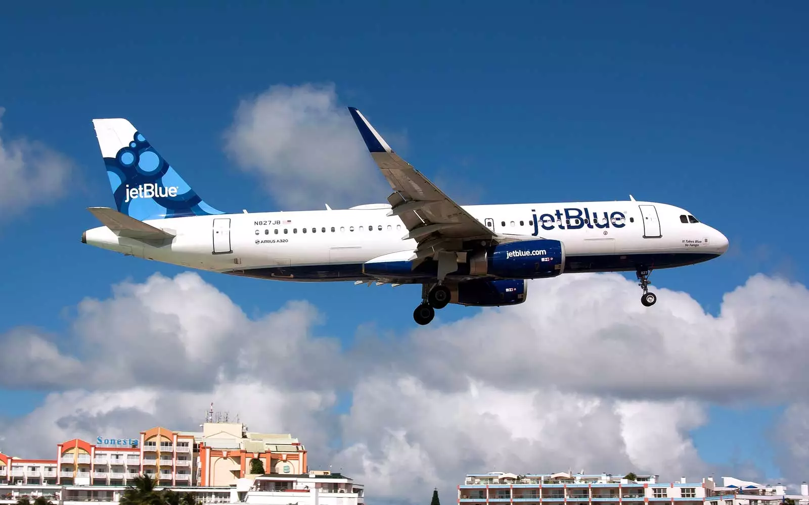 Avión JetBlue en voo