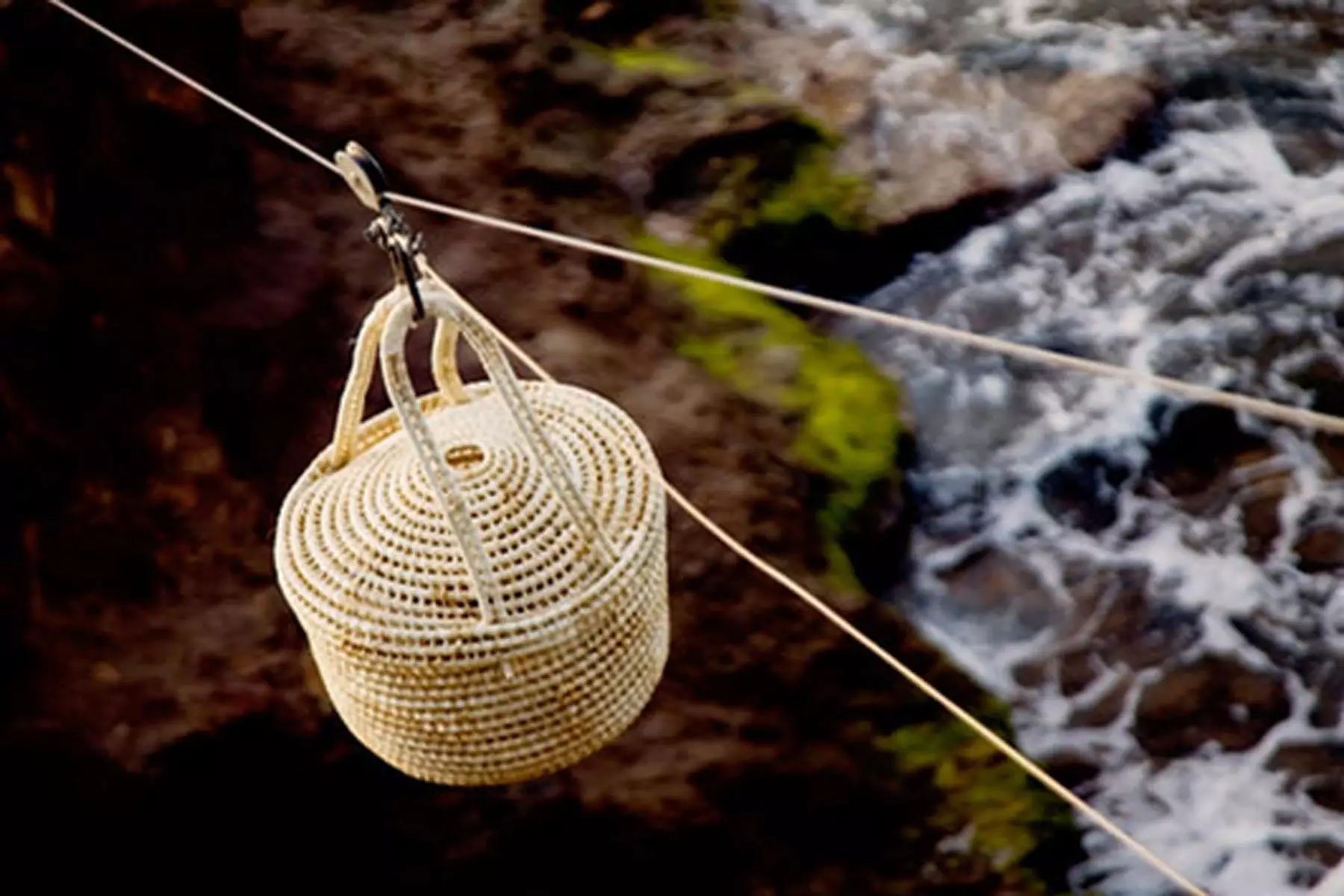 Cap Maison di St Lucia, harta sisi gawir sareng pandangan anu saé. Kawat zipline mawa sampanye kana méja anjeun