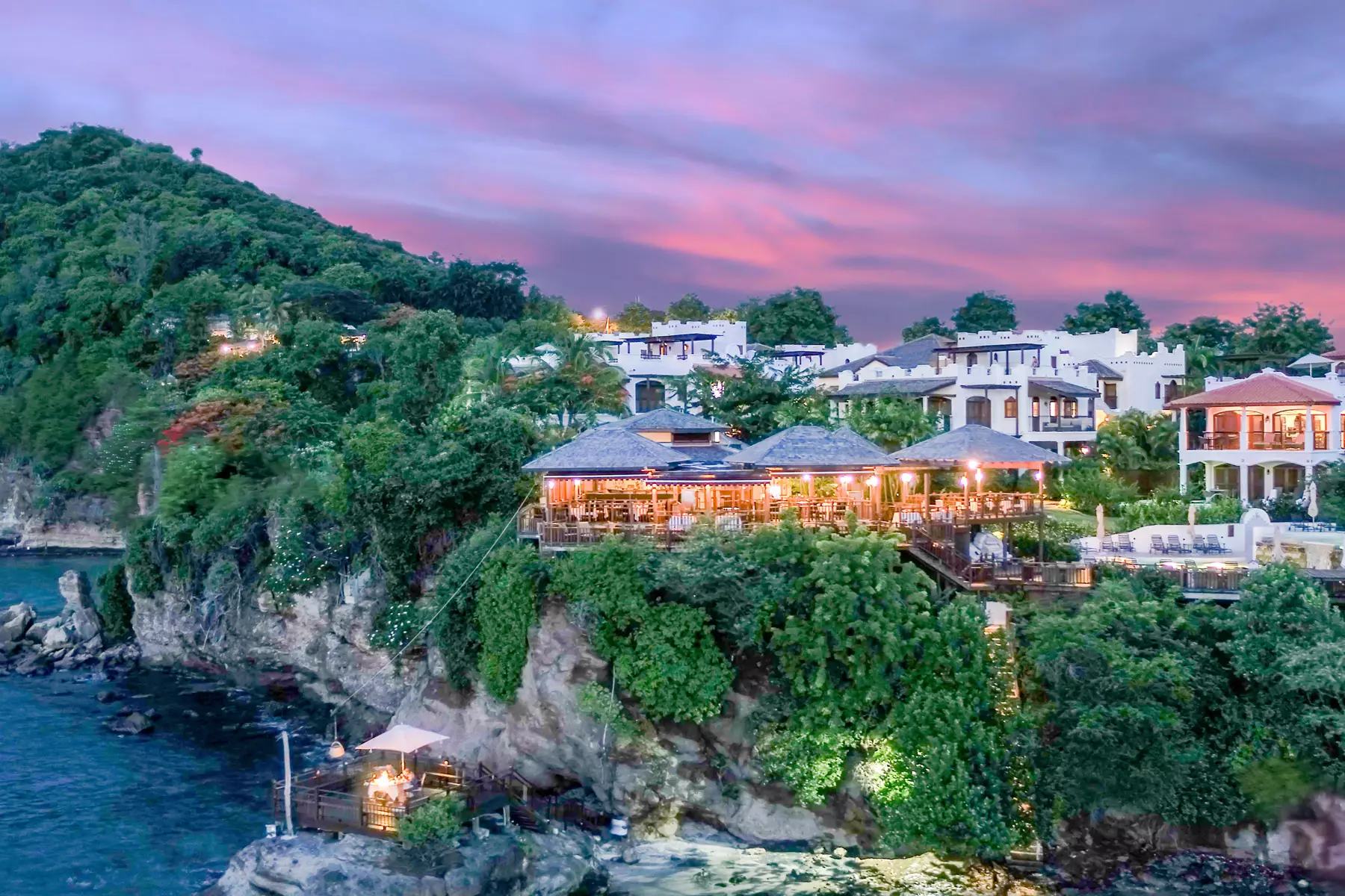 Cap Maison in St Lucia, 'n eiendom aan die krans met pragtige uitsigte. ’n Zipline-draad bring sjampanje na jou tafel