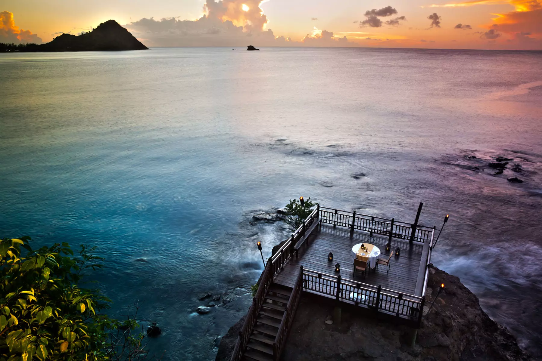 Cap Maison di St Lucia, harta sisi gawir sareng pandangan anu saé. Kawat zipline mawa sampanye kana méja anjeun