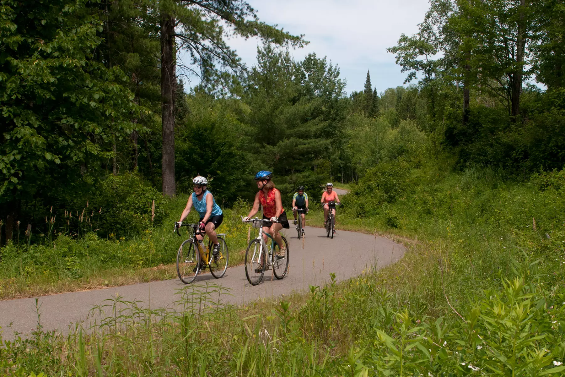 Cykelcyklister på Paul Bunyan Bike Trail mellan hacksensack och Hwy 34