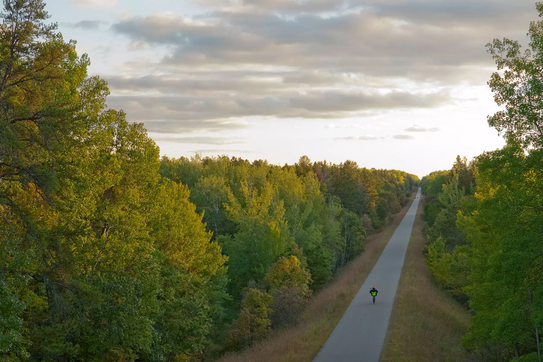 Vista aérea de motociclistas na trilha Paul Bunyan e Blue Ox Bike em Bemidji