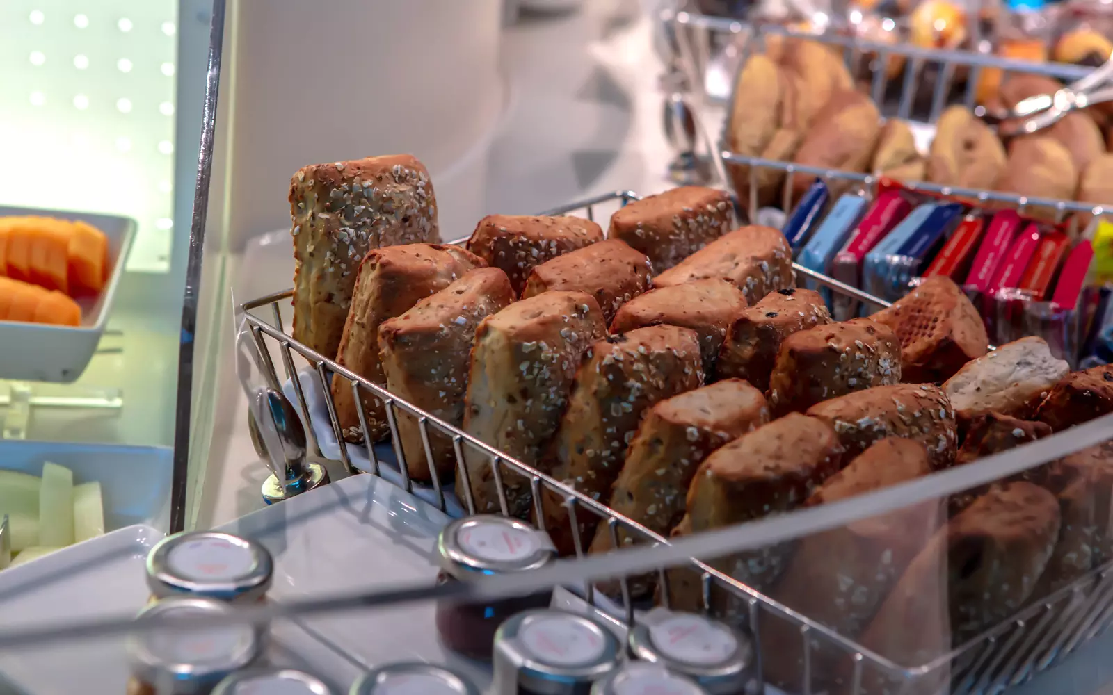 Pilihan roti ditampilkan di lounge lapangan terbang Emirates di Dubai.