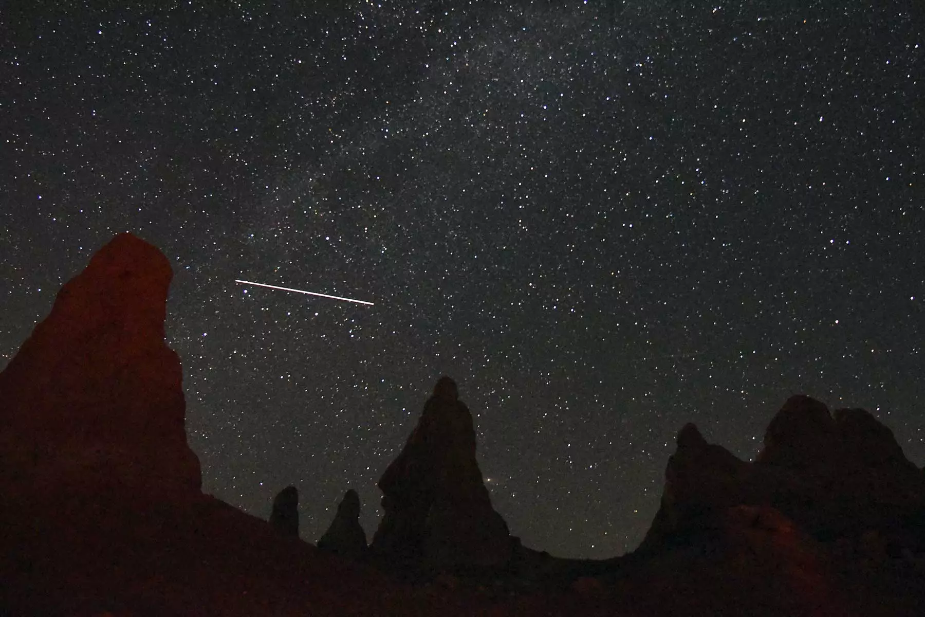 Vue d'une météorite striée sur les pinacles de Trona près de Death Valley, en Californie, lors des averses annuelles de météores perséides, le 2 août 2019.