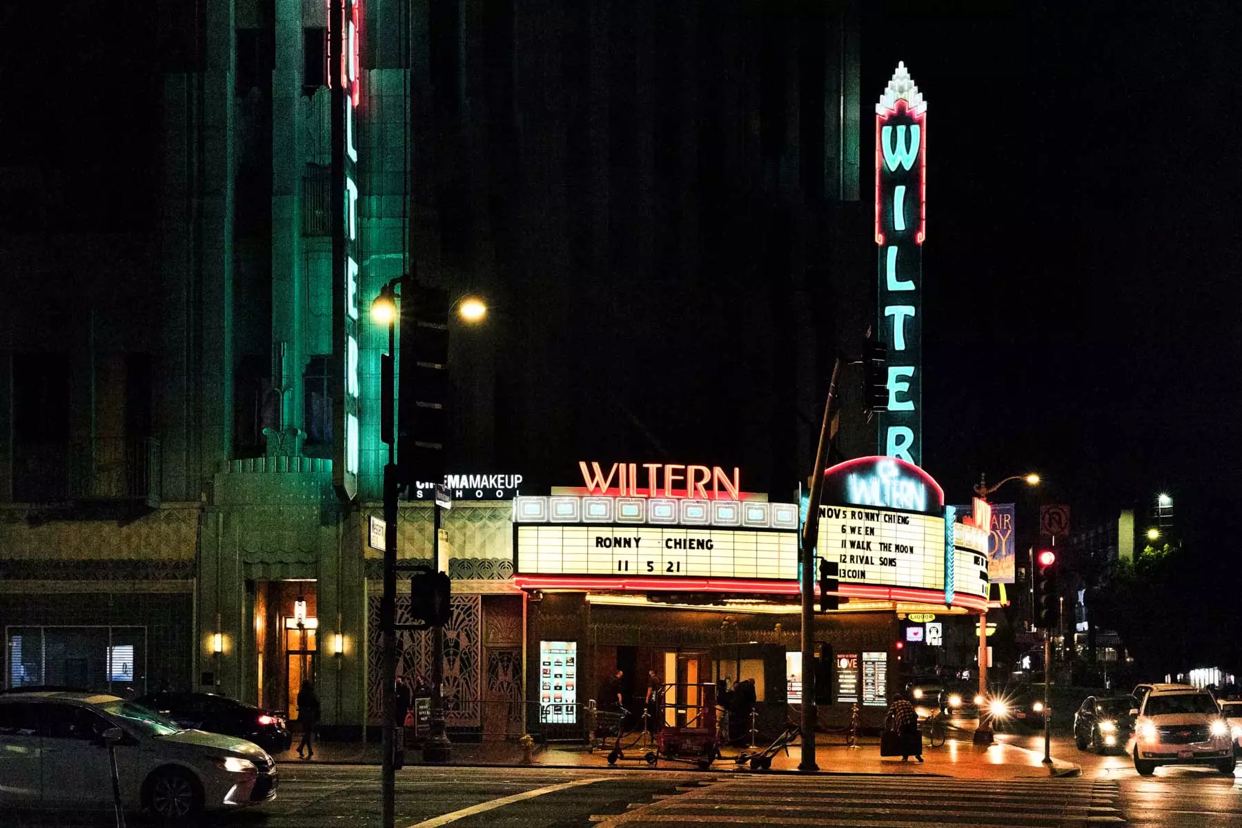 Tanawin sa gabi ng mga neon sign sa The Wiltern Theater sa Los Angeles