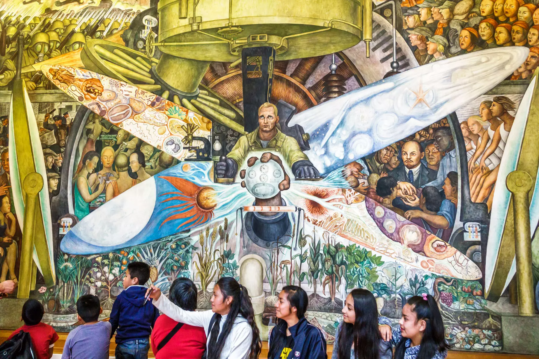 Palace of Fine Arts, mural Art Deco oleh Diego Rivera, Man at the Crossroads, dengan siswa mengambil foto narsis.