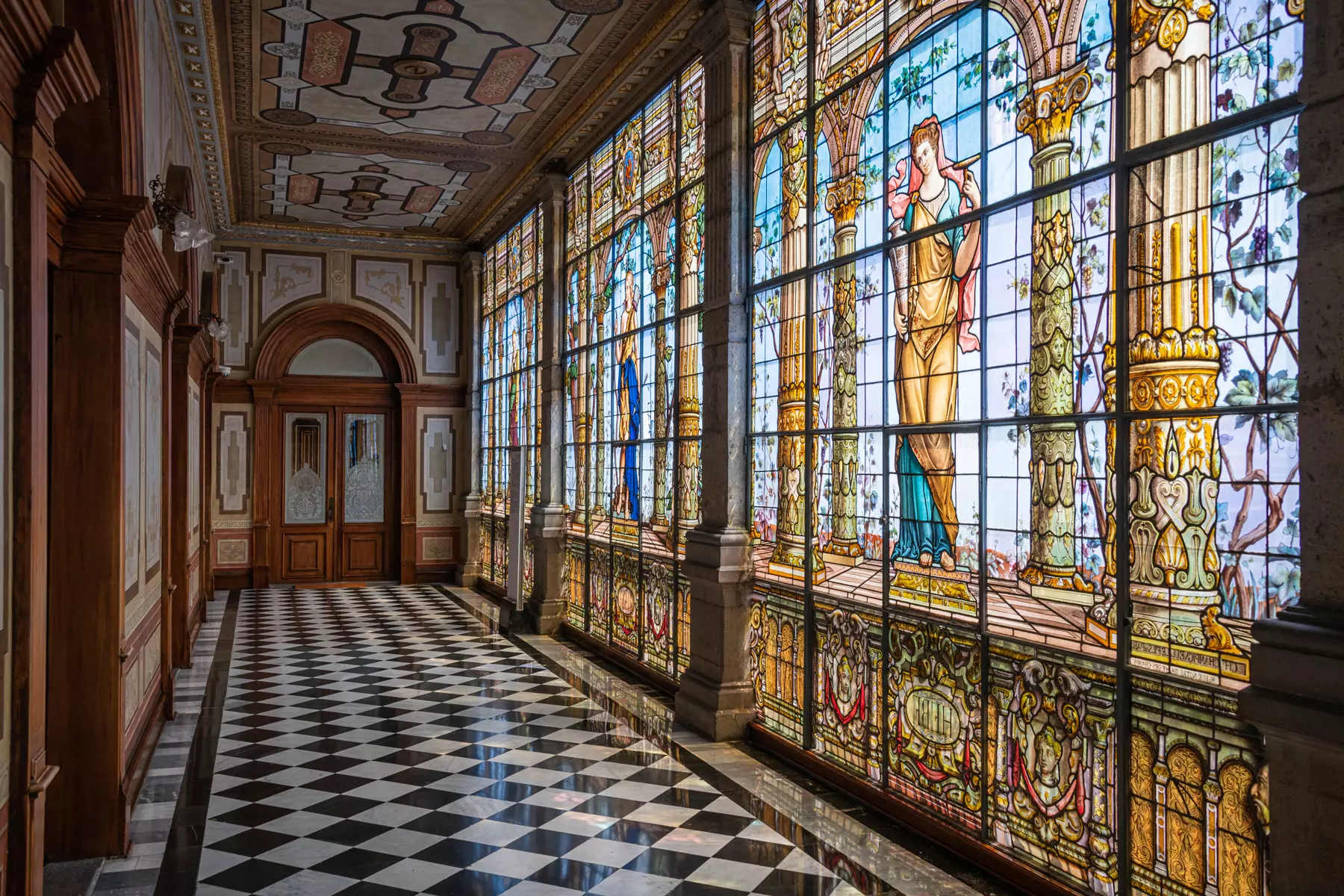 Chapultepec Castle a cikin birnin Mexico, wanda aka sani da gine-ginensa, ra'ayoyin birni, tagogin gilashi da tarihi kamar yadda tsohon mazaunin t ya zama mazaunin sarki Maximilian I.