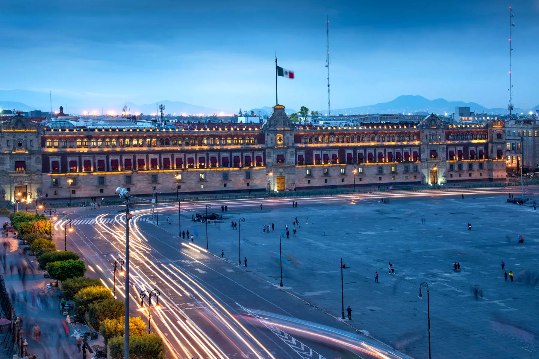 Höllin snýr að aðaltorginu, Zocalo, einnig nefnt Constitution Square. Þessi síða hefur verið höll fyrir valdastétt Mexíkó síðan Azteka heimsveldið.