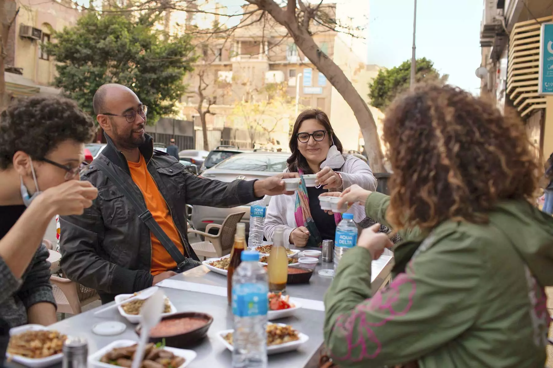 Grupp människor som äter på en marknad i Kairo, Egypten