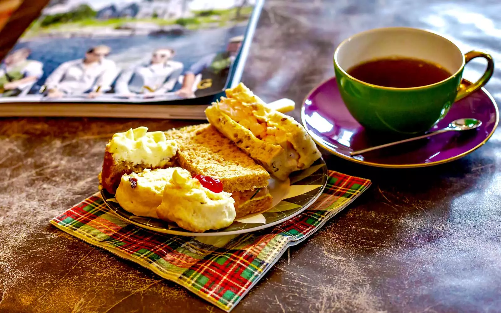 Usa ka pagpili sa mga sandwich ug mga tam-is ang gitanyag atol sa afternoon tea.