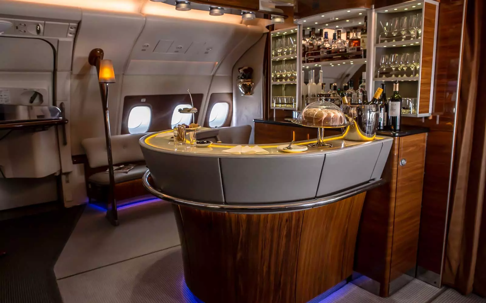 A380 har en bar ombord og salongområde i business class.