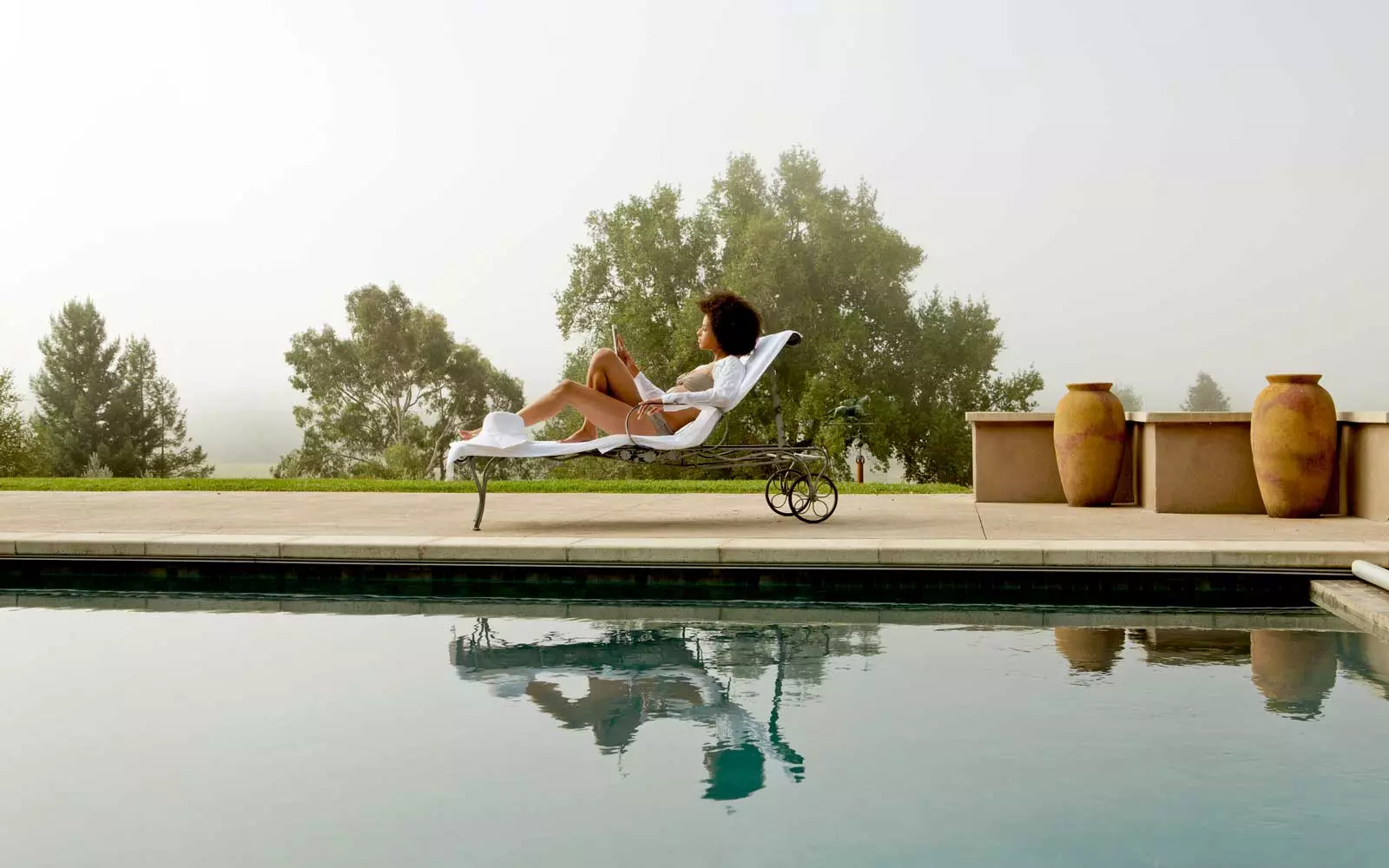 Jovem relaxante à beira de uma piscina