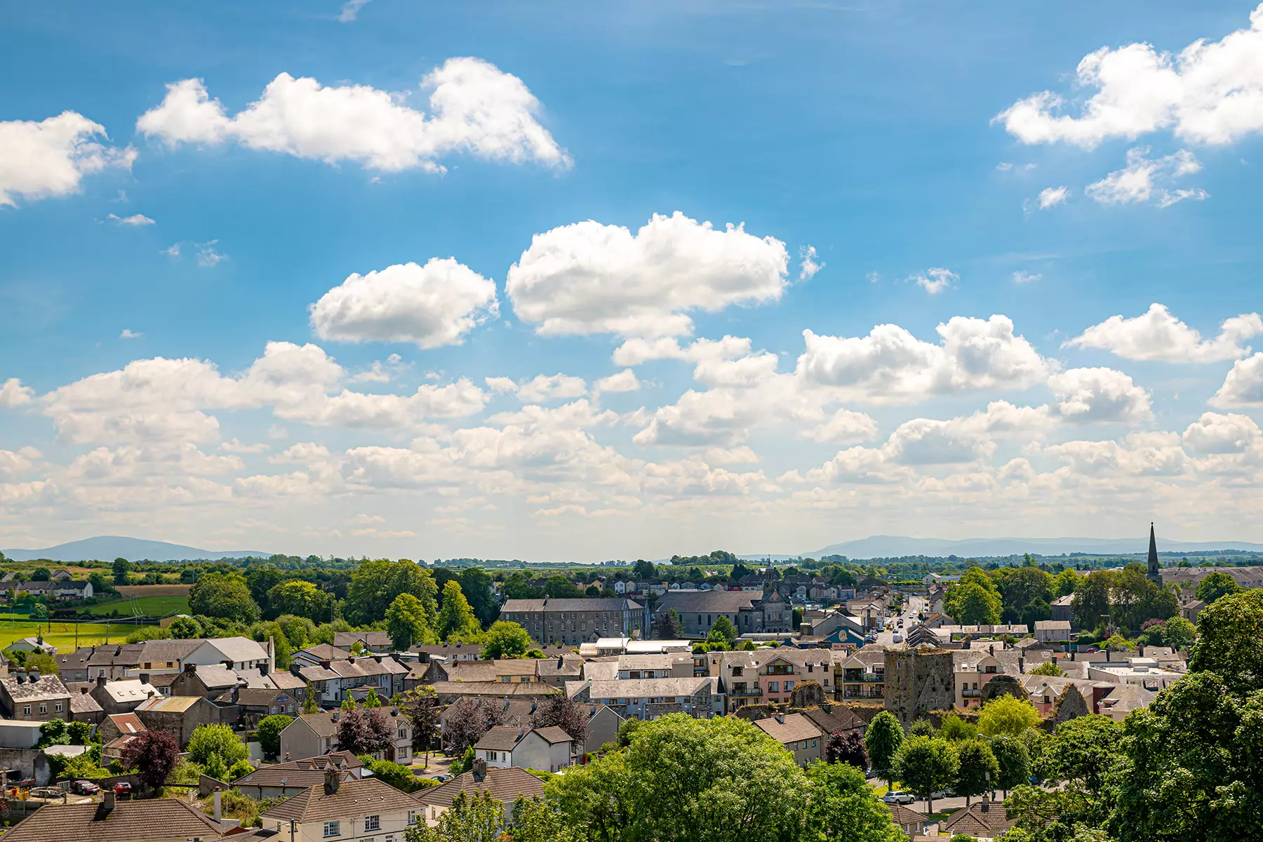 Vista aerea della città contro il cielo nuvoloso durante la giornata di sole, Cashel, Tipperary, Irlanda