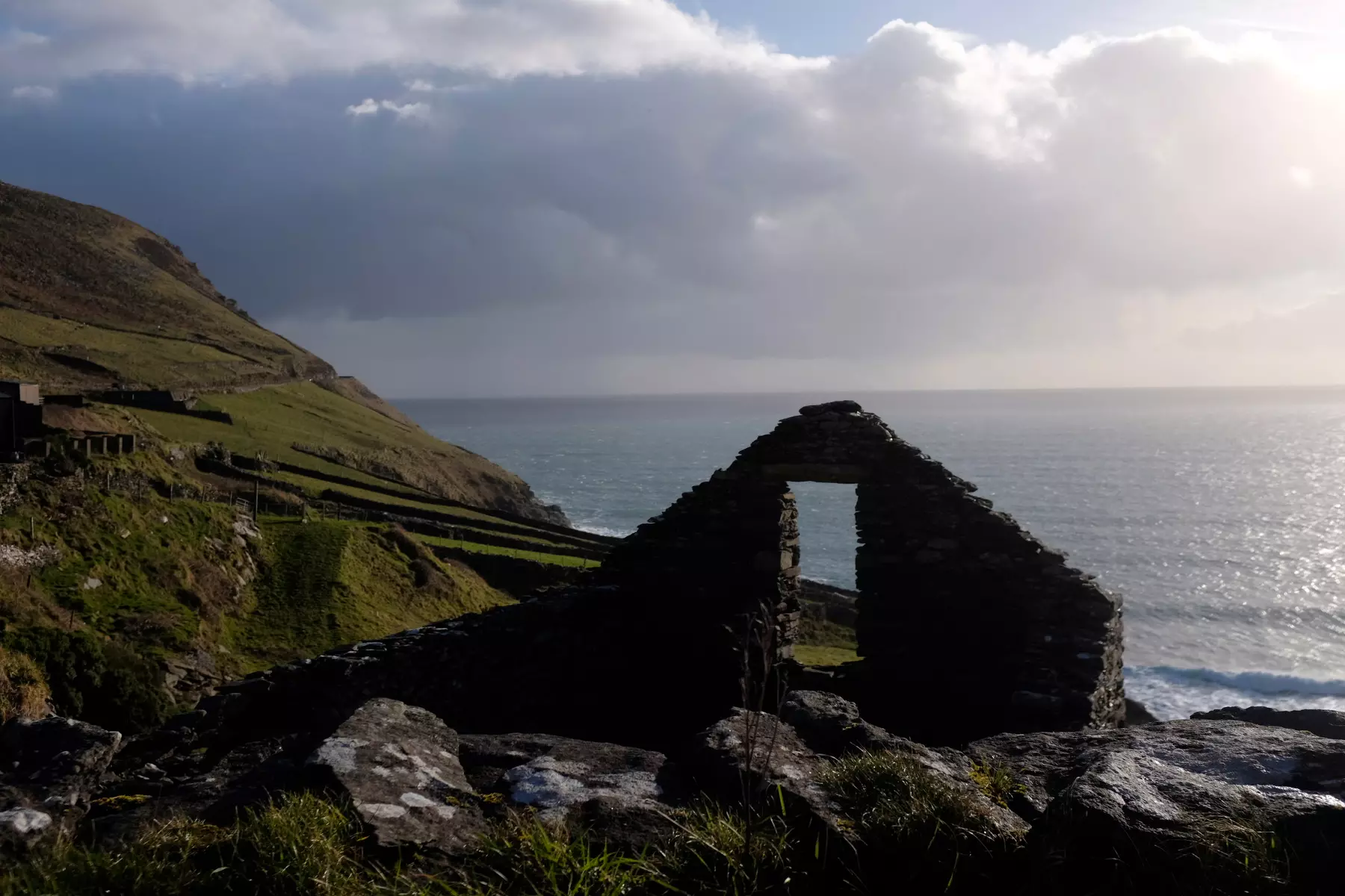 Umbono ecaleni kwe-Slea Head Drive, indlela ejikelezayo eyinxalenye ye-Wild Atlantic Way, eqala neyokuphelela e-Dingle.