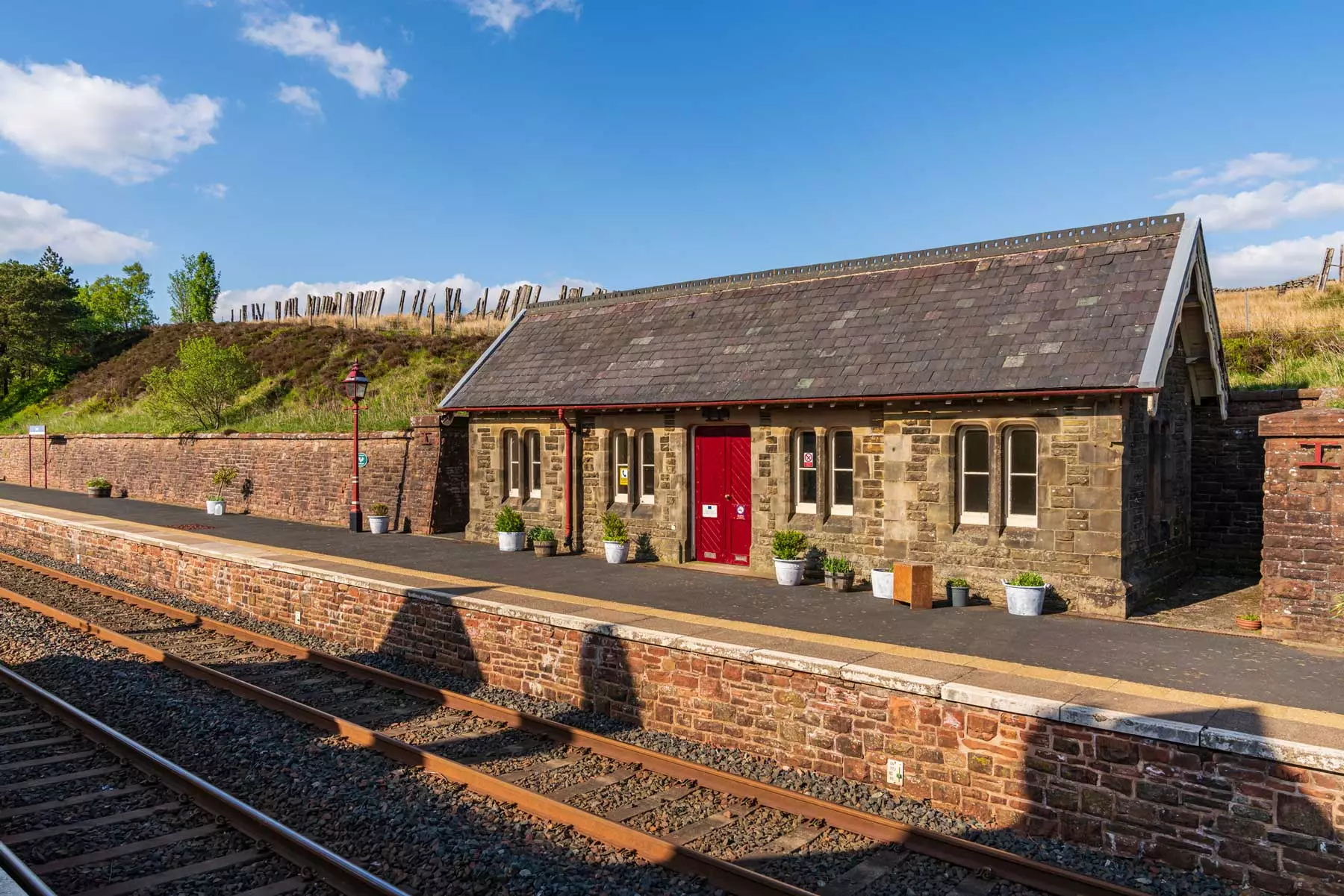 Cowgill yakınlarında, Cumbria, İngiltere, İngiltere - 16 Mayıs 2019: Settle-Carlisle Demiryolu hattındaki Dent İstasyonu