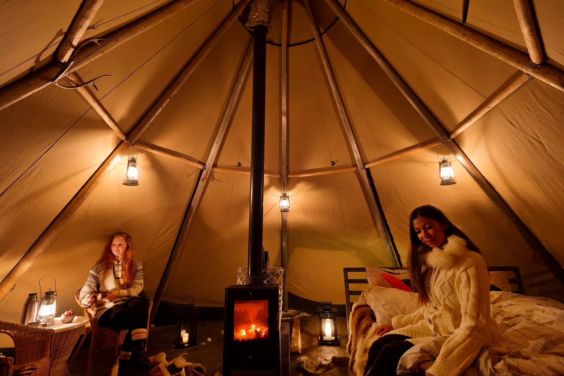 Interior de un Sami lavvu (alojamiento tradicional)