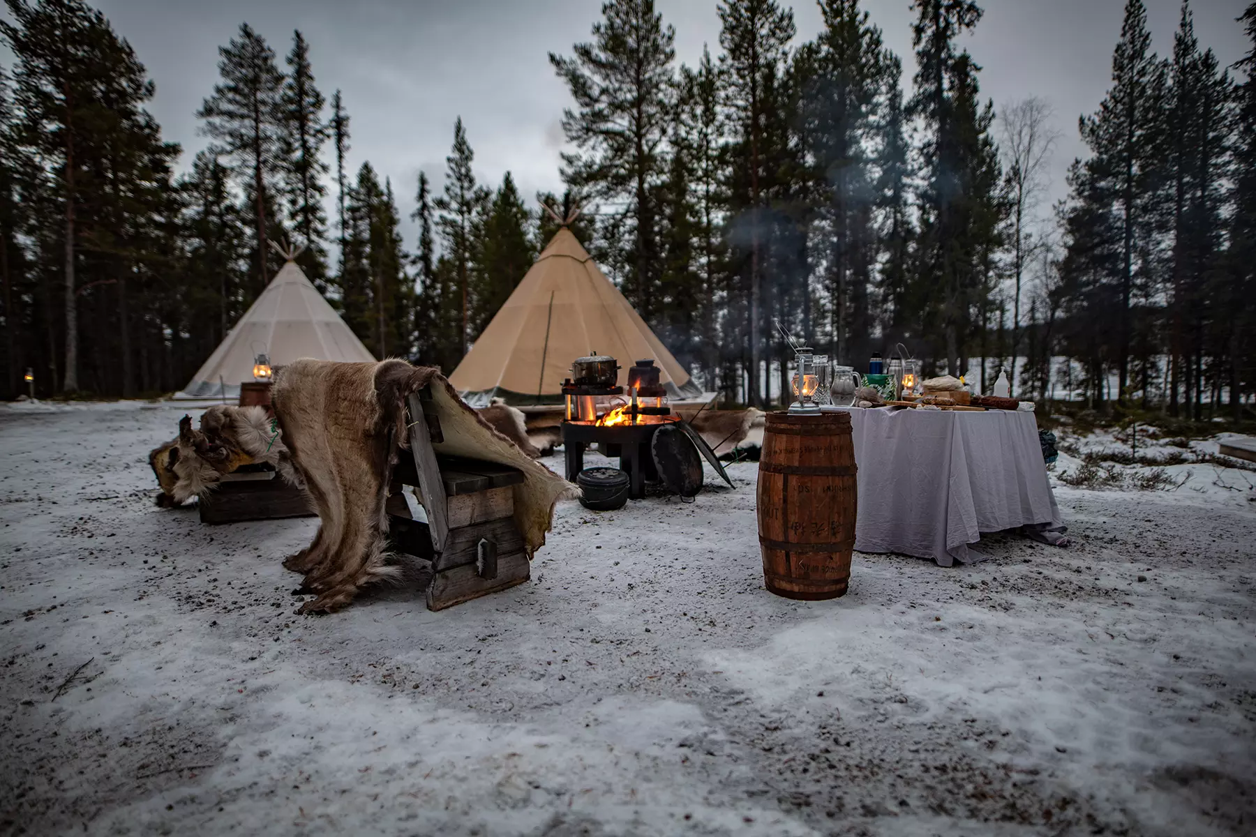 Sami lavvu (alojamiento tradicional) alrededor de una fogata