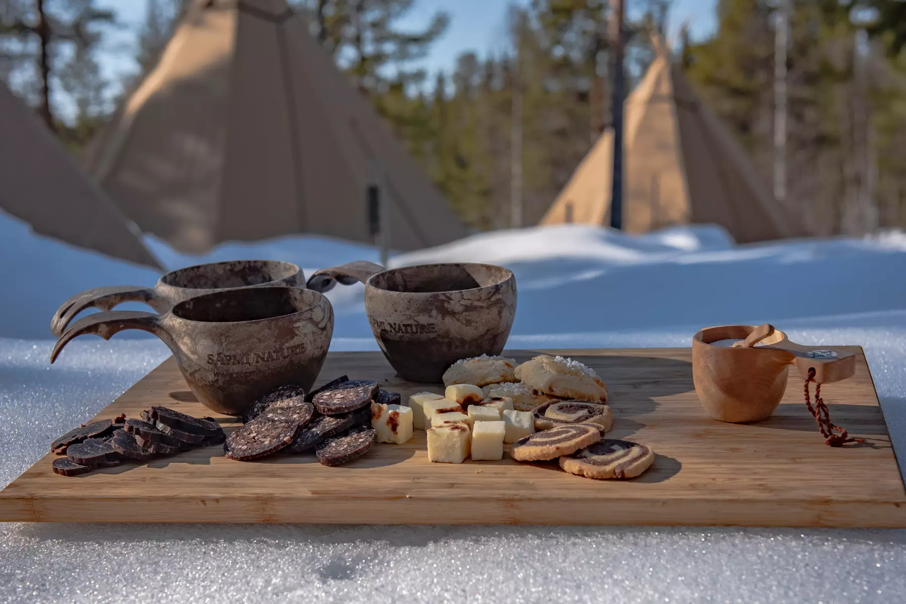 Traditional Sami zaub mov sab nraum lawv lavvu (chaw nyob ib txwm)