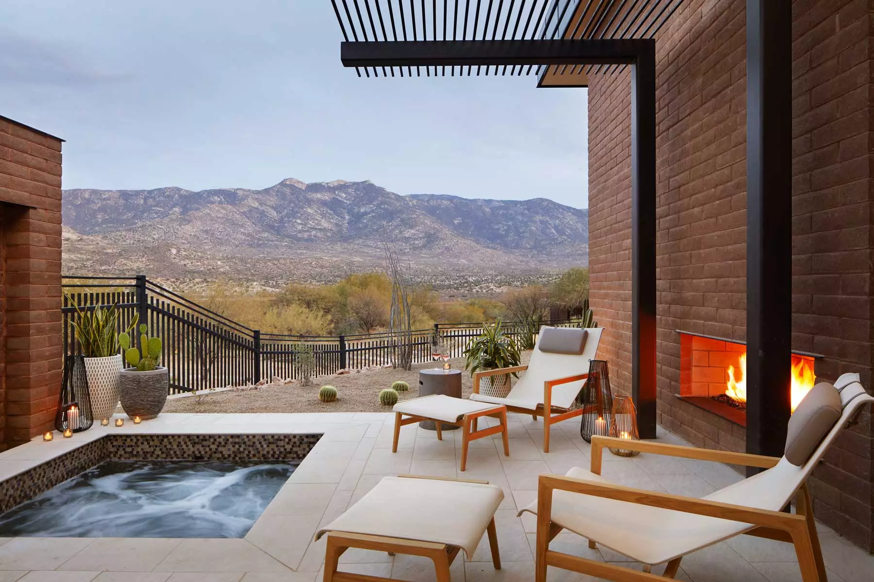 El jacuzzi privado de The Retreat at Miraval Arizona con vista a las montañas