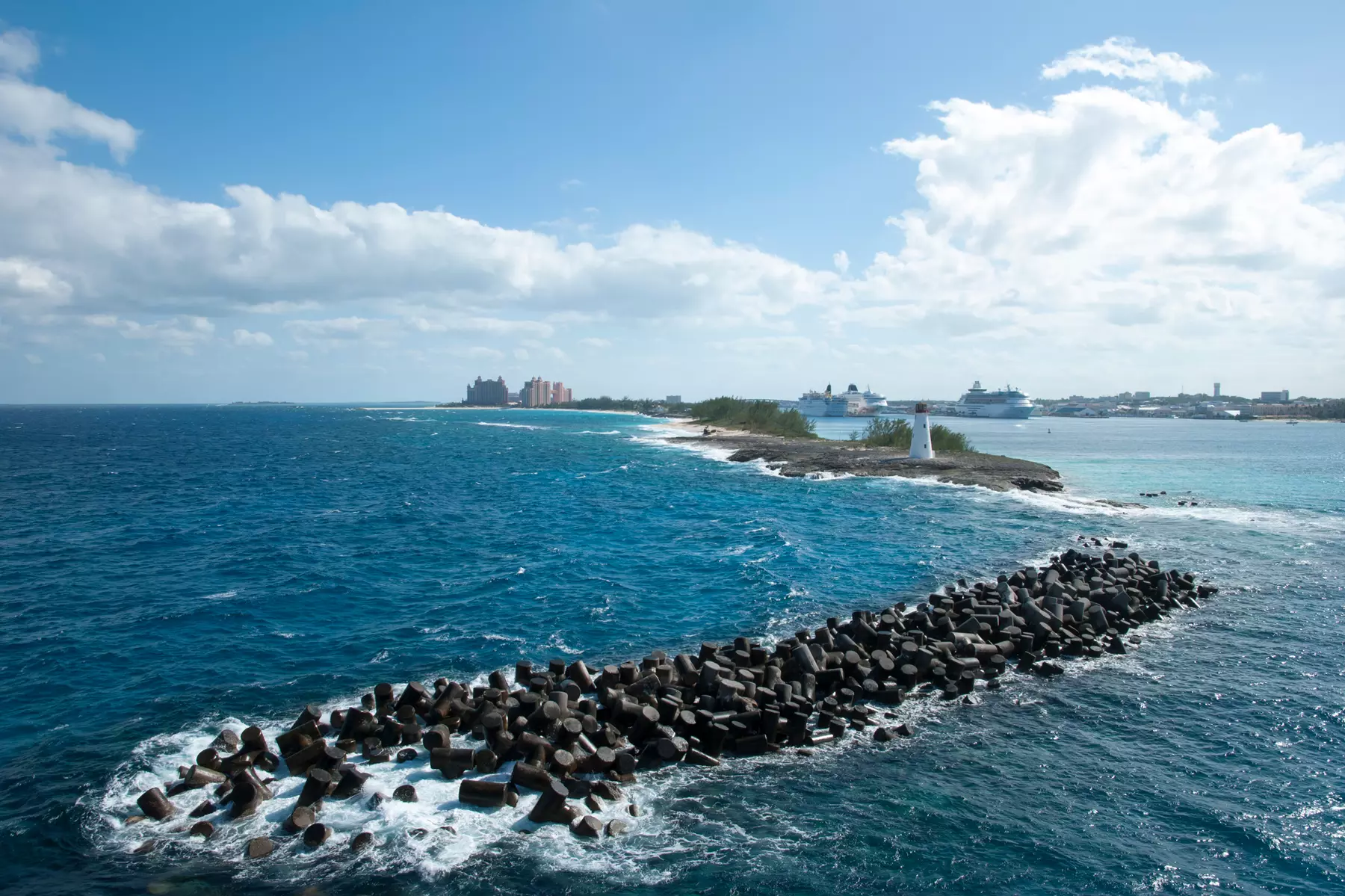 Utsikten över Paradise Island med en fyr och Nassaus hamn med kryssningsfartyg (Bahamas).