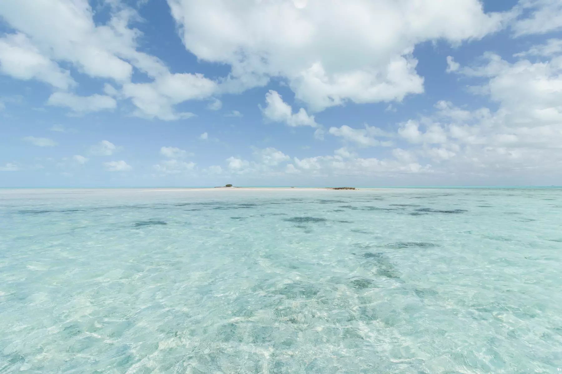 Sekély, árapály-síkság homokos fenékkel Dél-Androson a Bahamákon