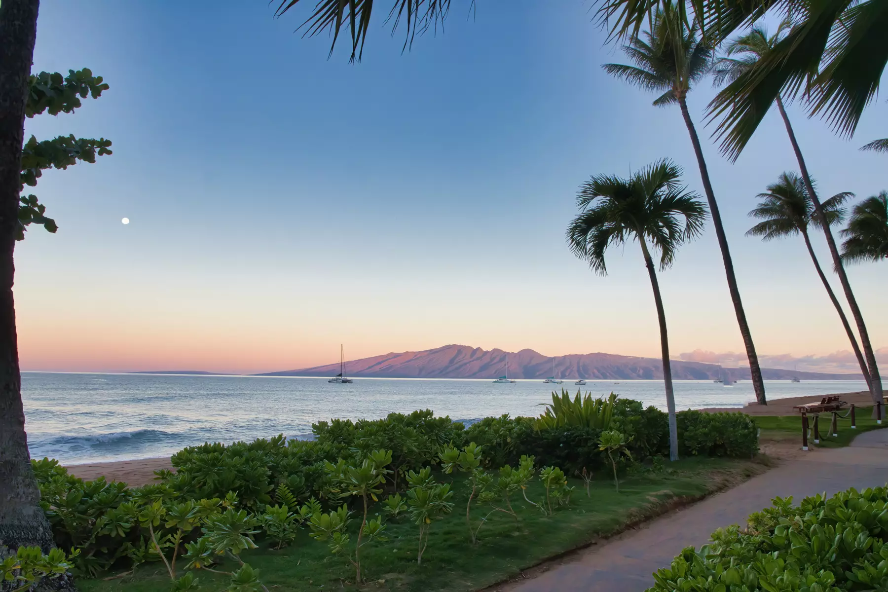 Molokai visto desde el sendero para caminar en la playa de Ka'anapali en Maui.