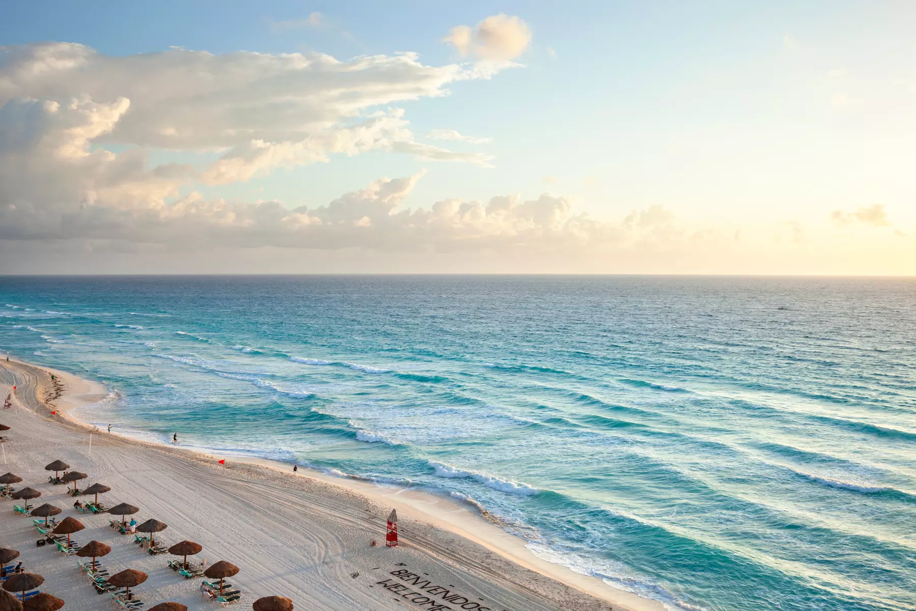 vista de ángulo alta, de, el, playa, en, cancún, méxico, en, amanecer