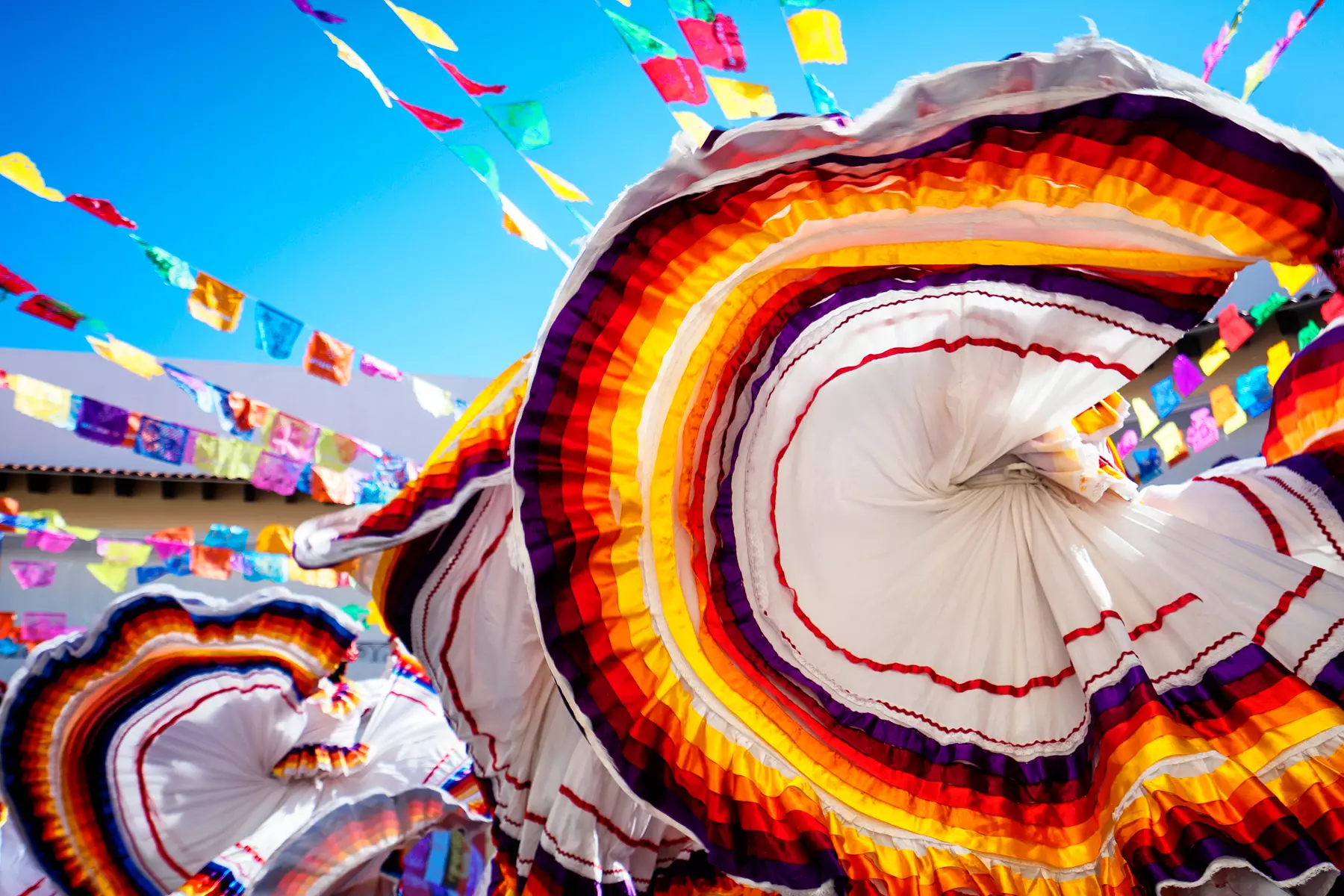 Bailarines folclóricos bailando con un hermoso vestido tradicional que representa la cultura mexicana en Puerto Vallarta