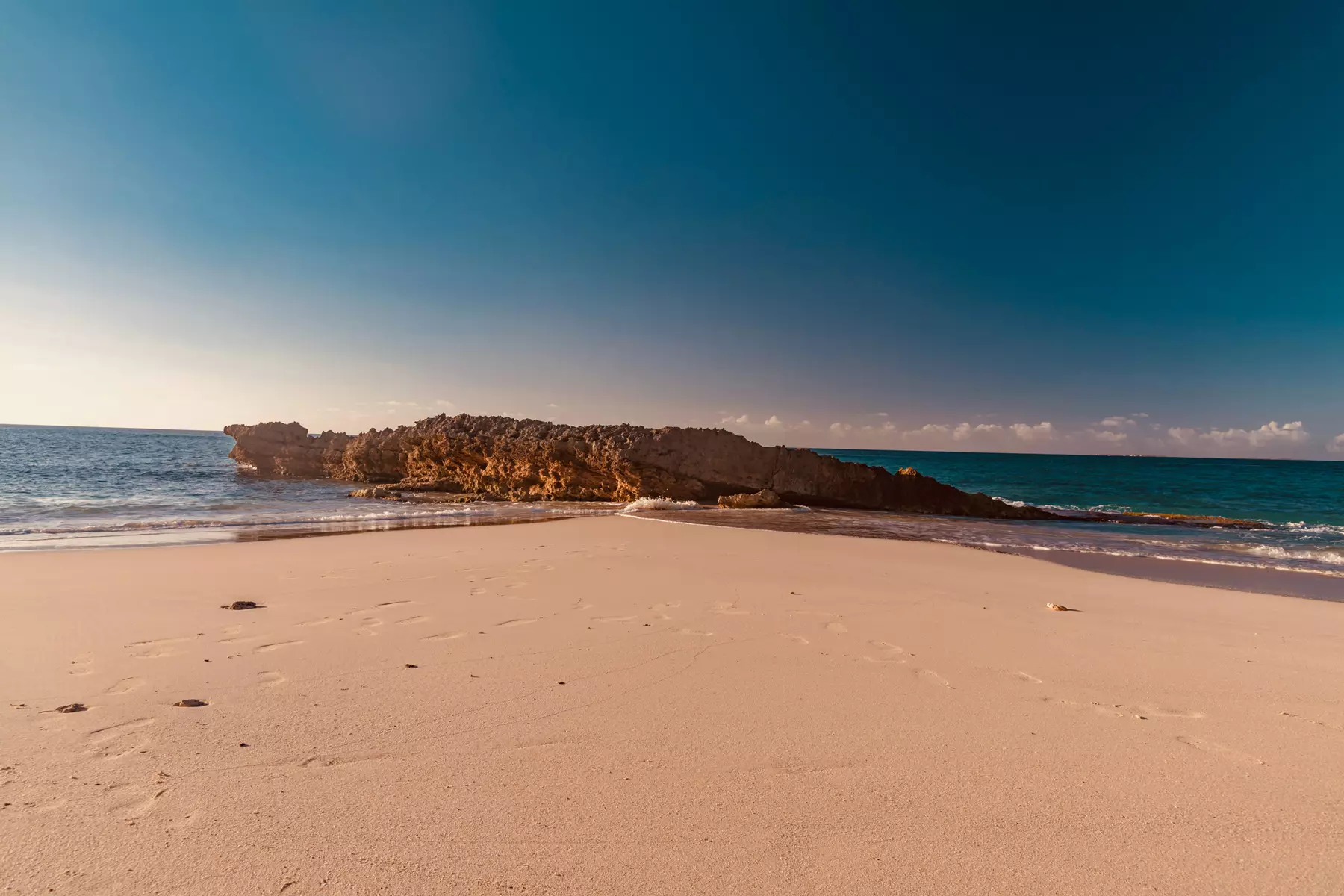 A tengerpart meleg ragyogása a völgyben, Anguilla