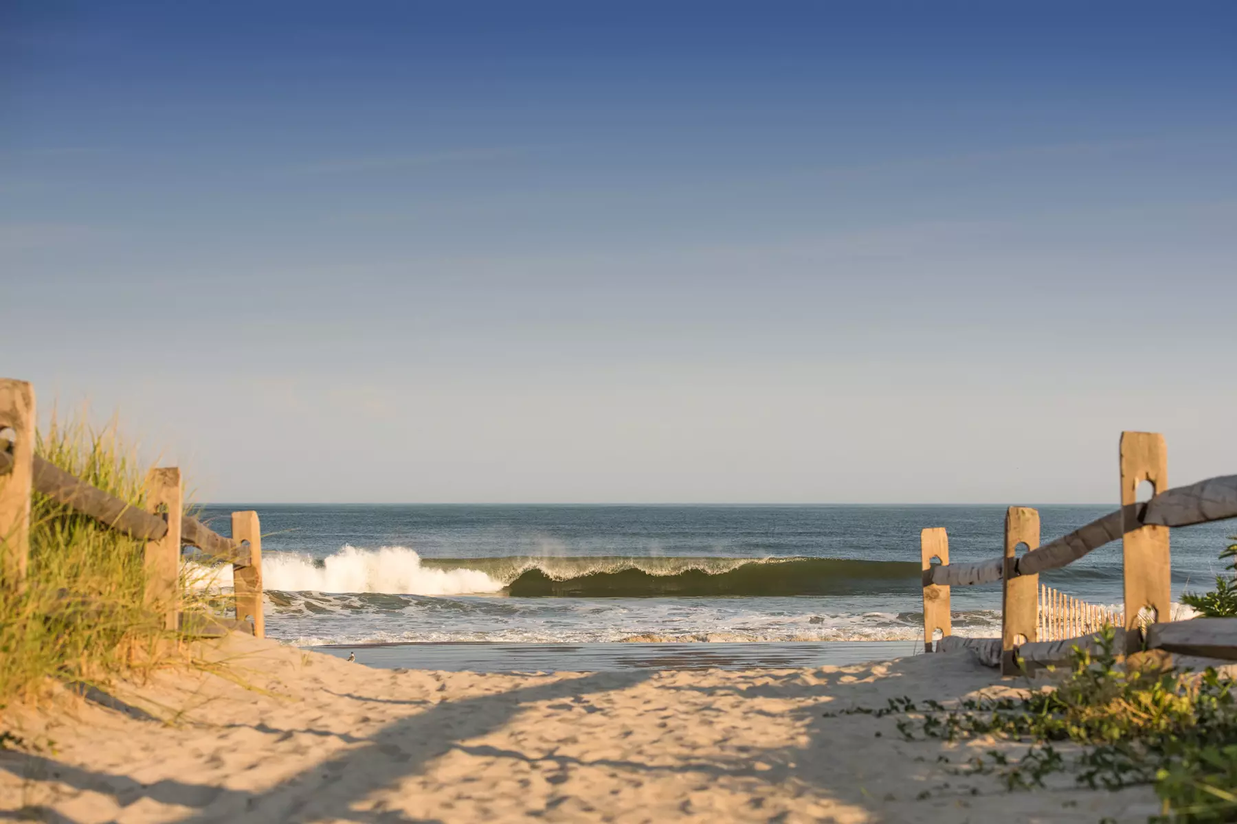 La entrada de la playa que conduce al océano en Stone Harbor, NJ