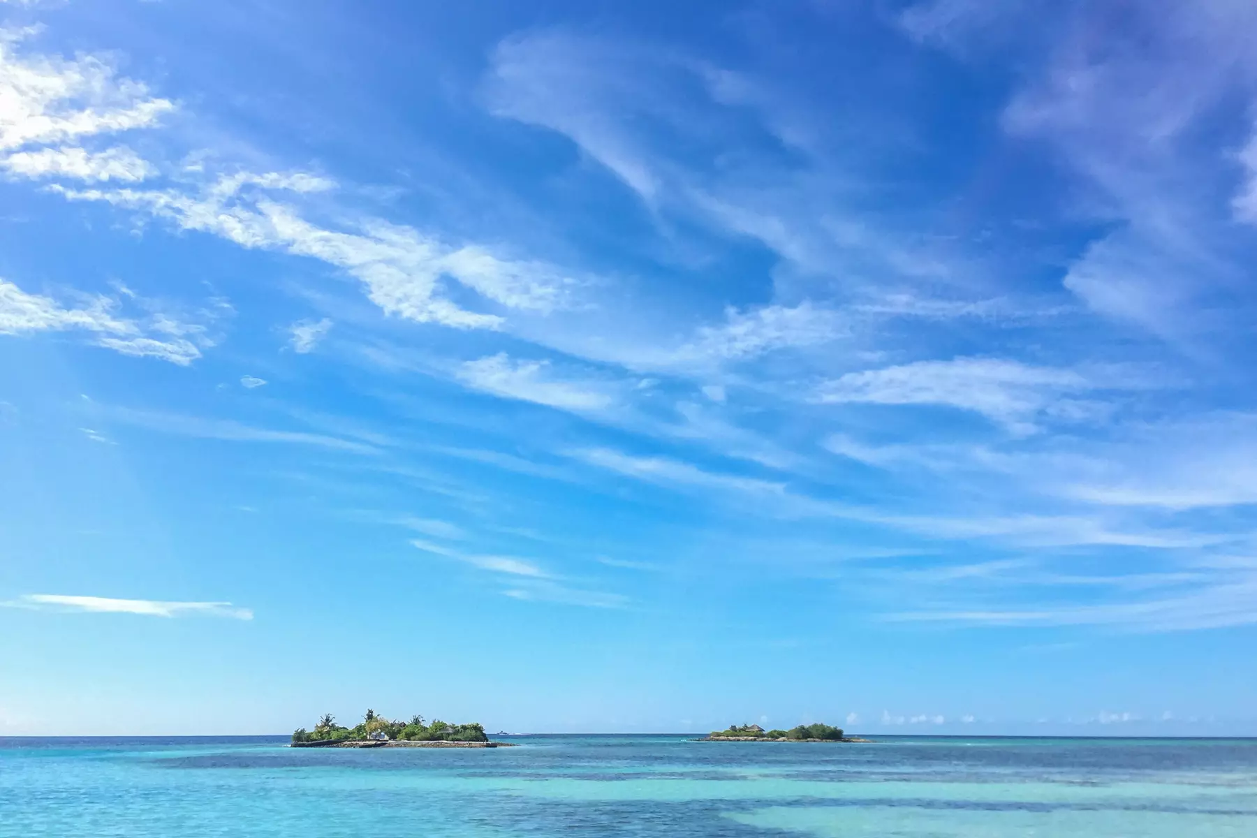 Langit biru dan perairan biru Maldives