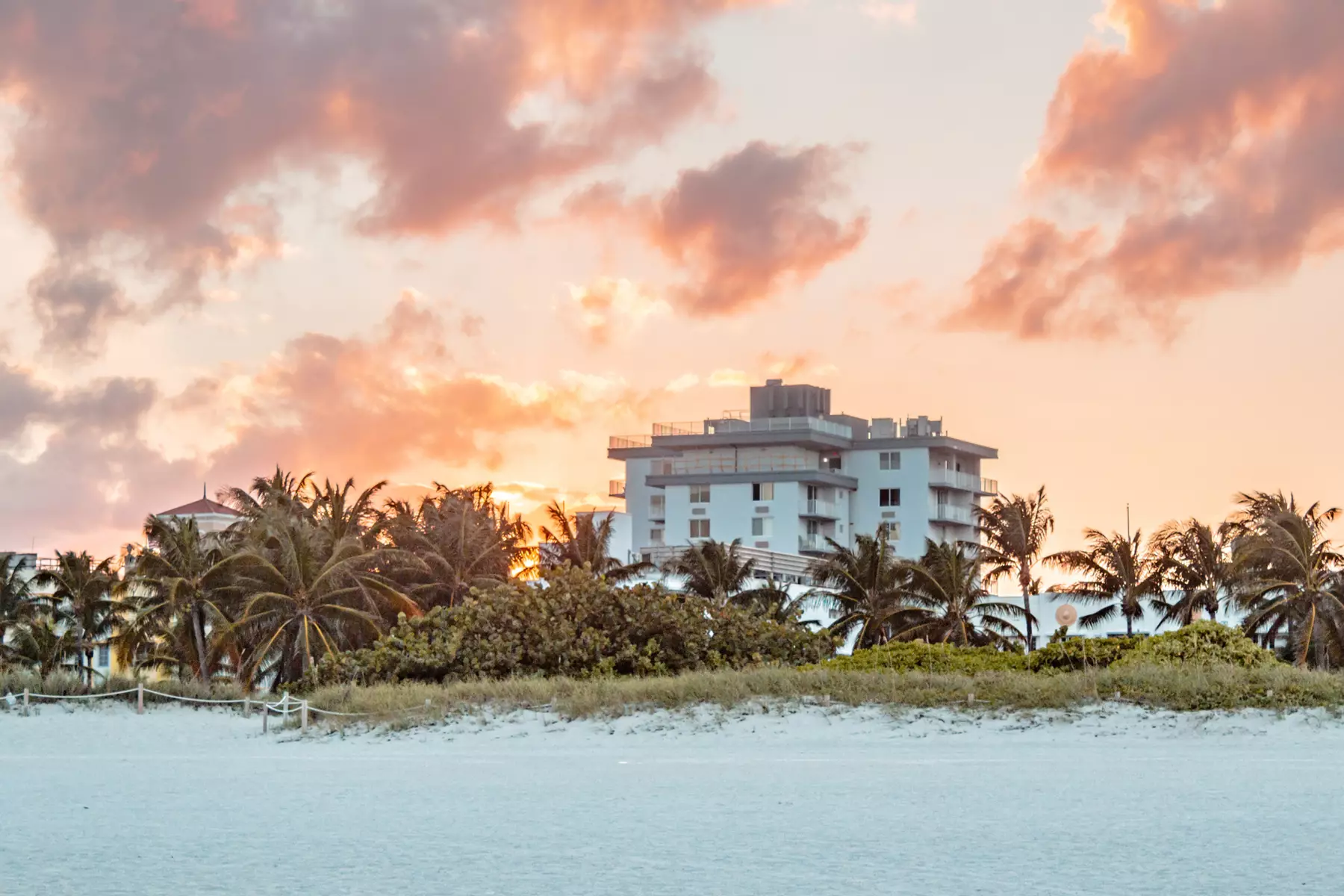 Condominios en South Beach en Miami Frente a un Atardecer