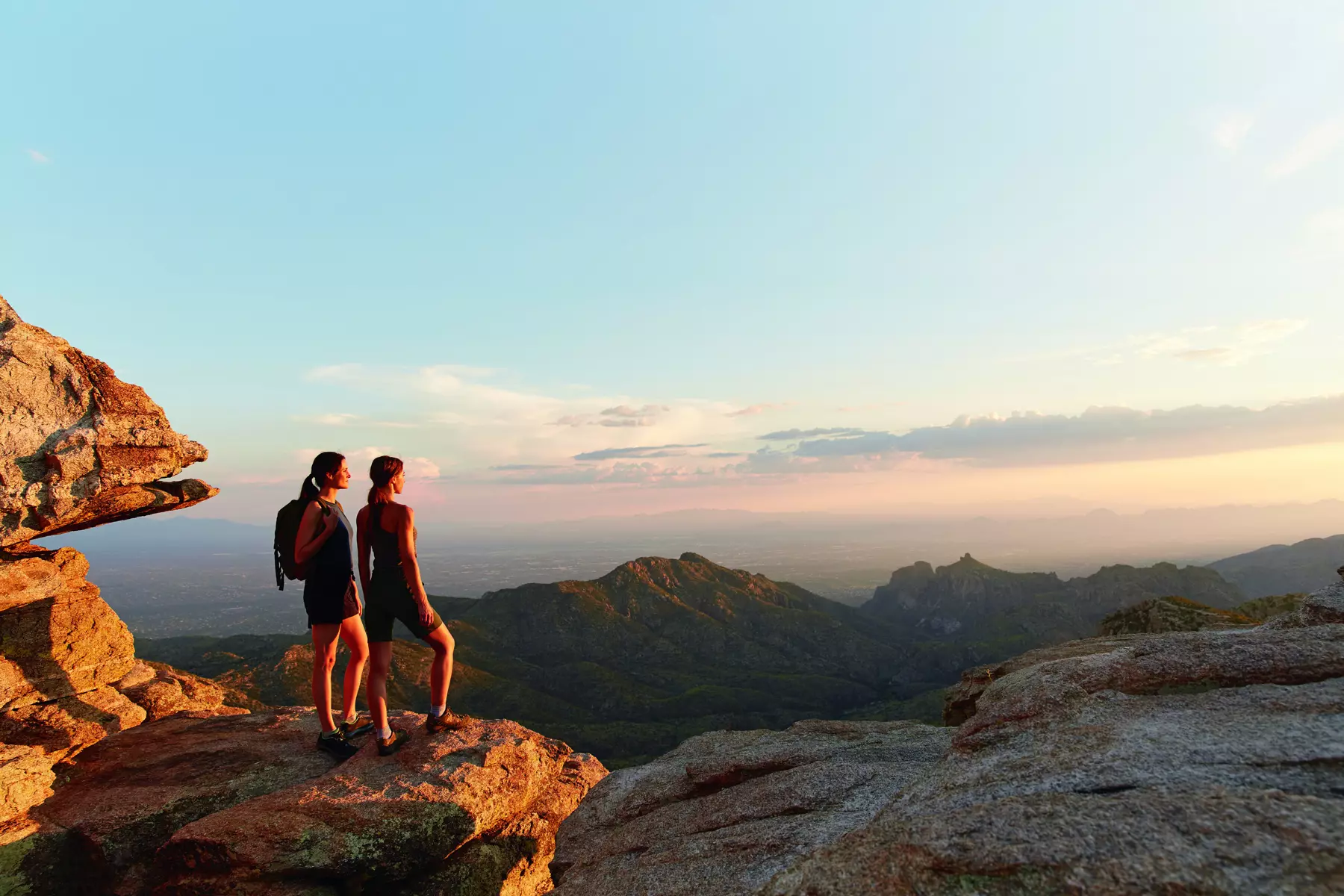 Dues dones fent senderisme al Canyon Ranch Wellness Resort a Tucson, AZ