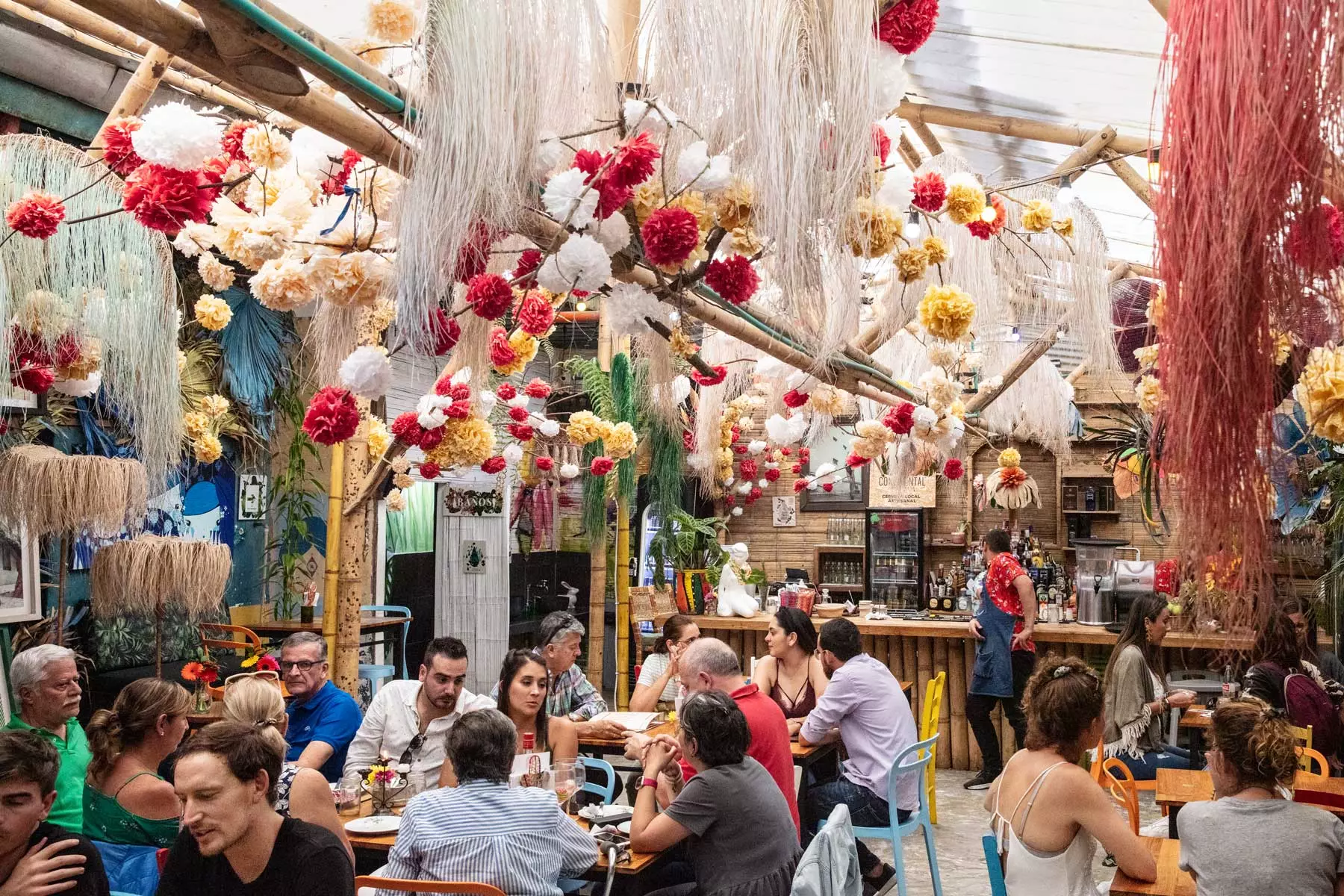 Kolumbiyanın Filandiya şəhərindəki Helena Adentro restoranında yemək otağı