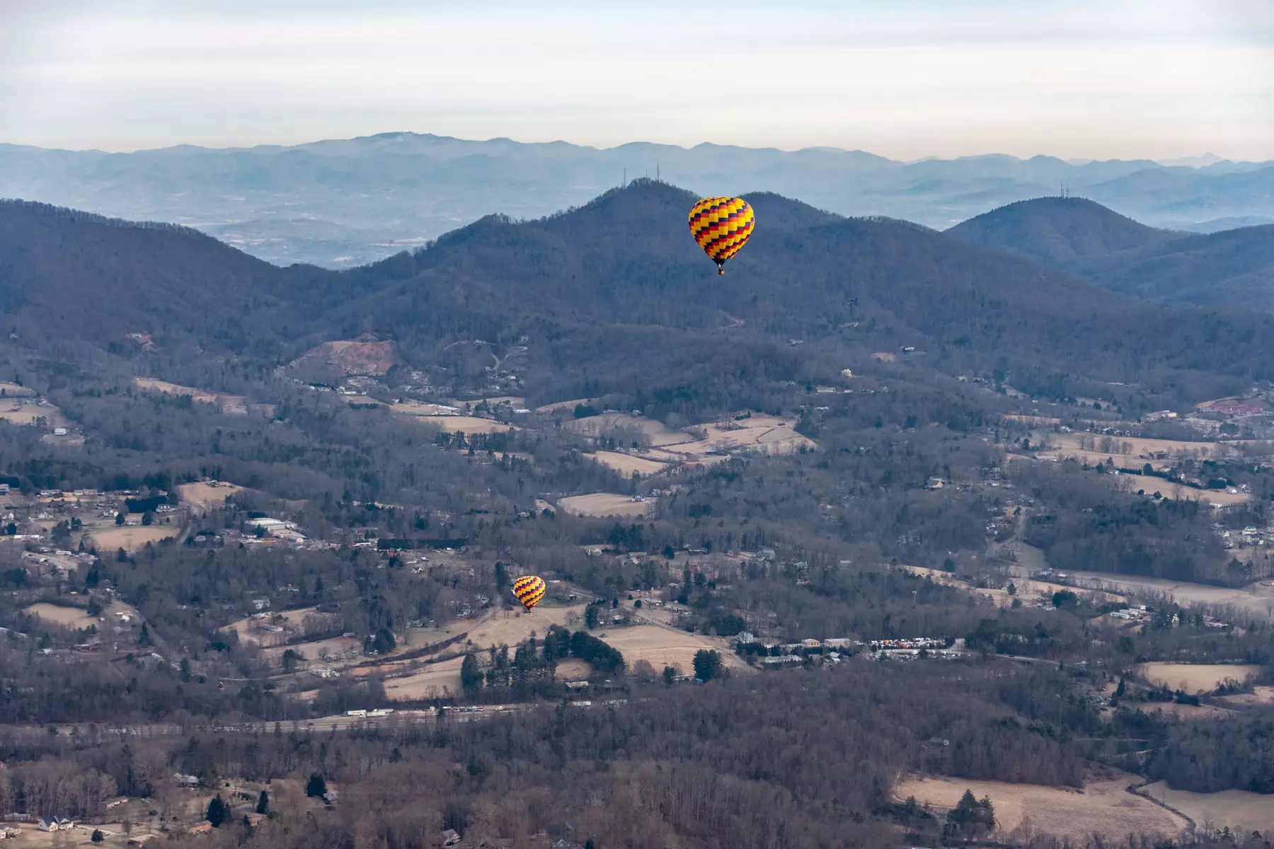 Asheville üzerinde yüzen sıcak hava balonları