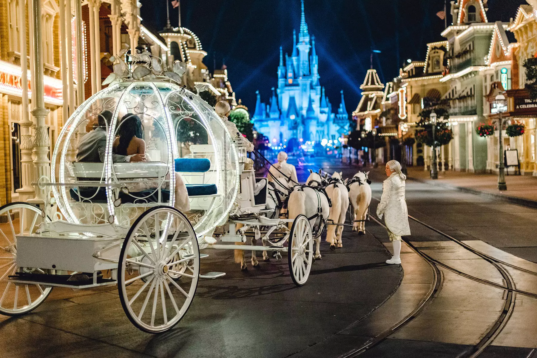 Calèche de mariage Magic Kingdom de Walt Disney World avec vue sur le château