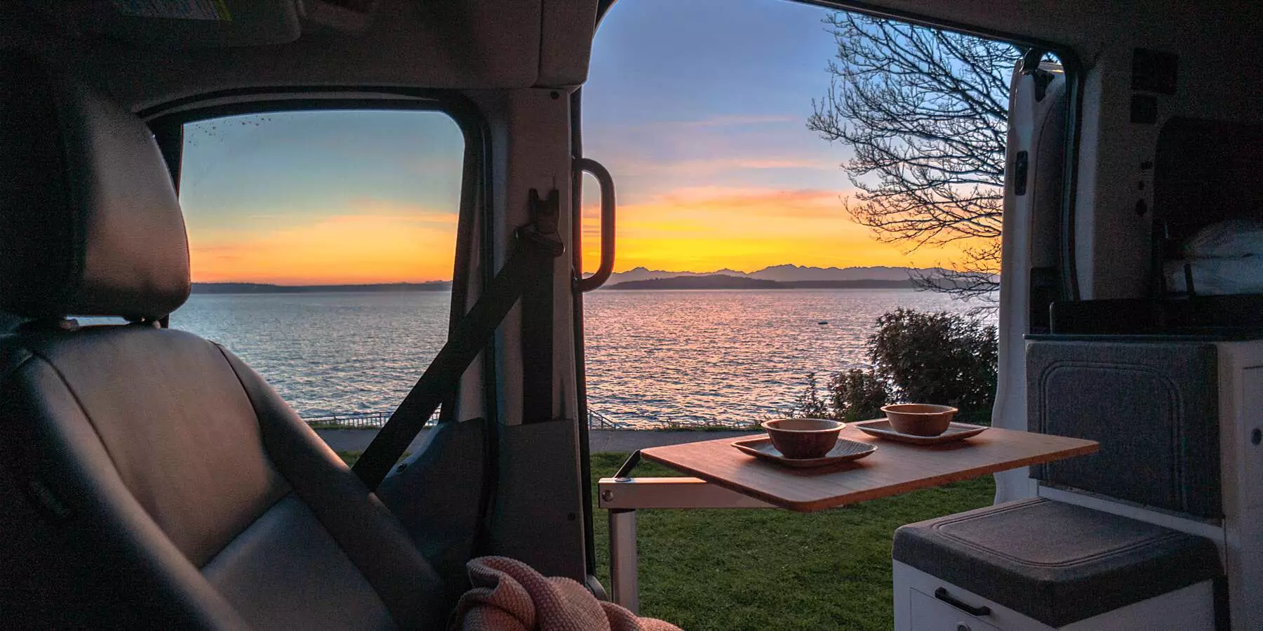 Passez la Saint-Valentin dans un camping-car de luxe pour deux qui comprend des chocolats, des fleurs et une réservation de camping